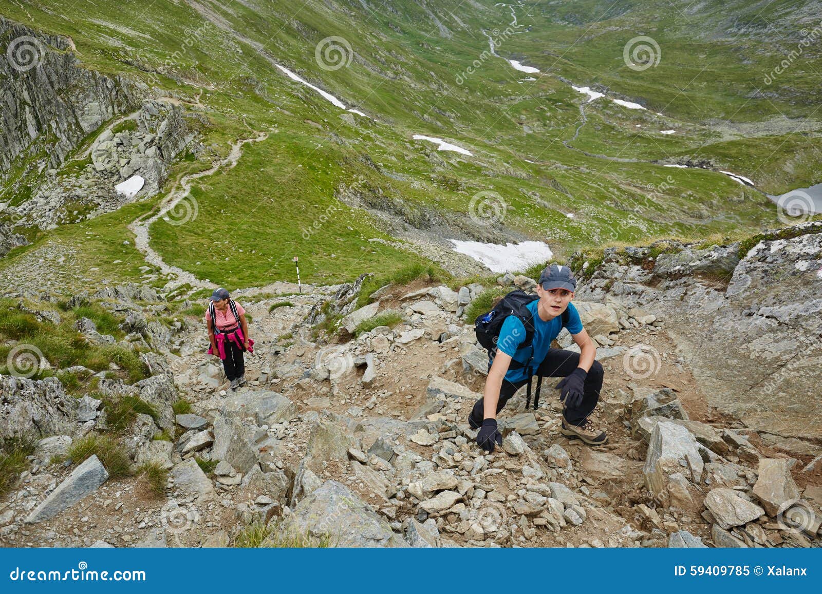 Gruppe Wanderer Auf Einem Gebirgspfad Stockbild - Bild von bergsteigen ...