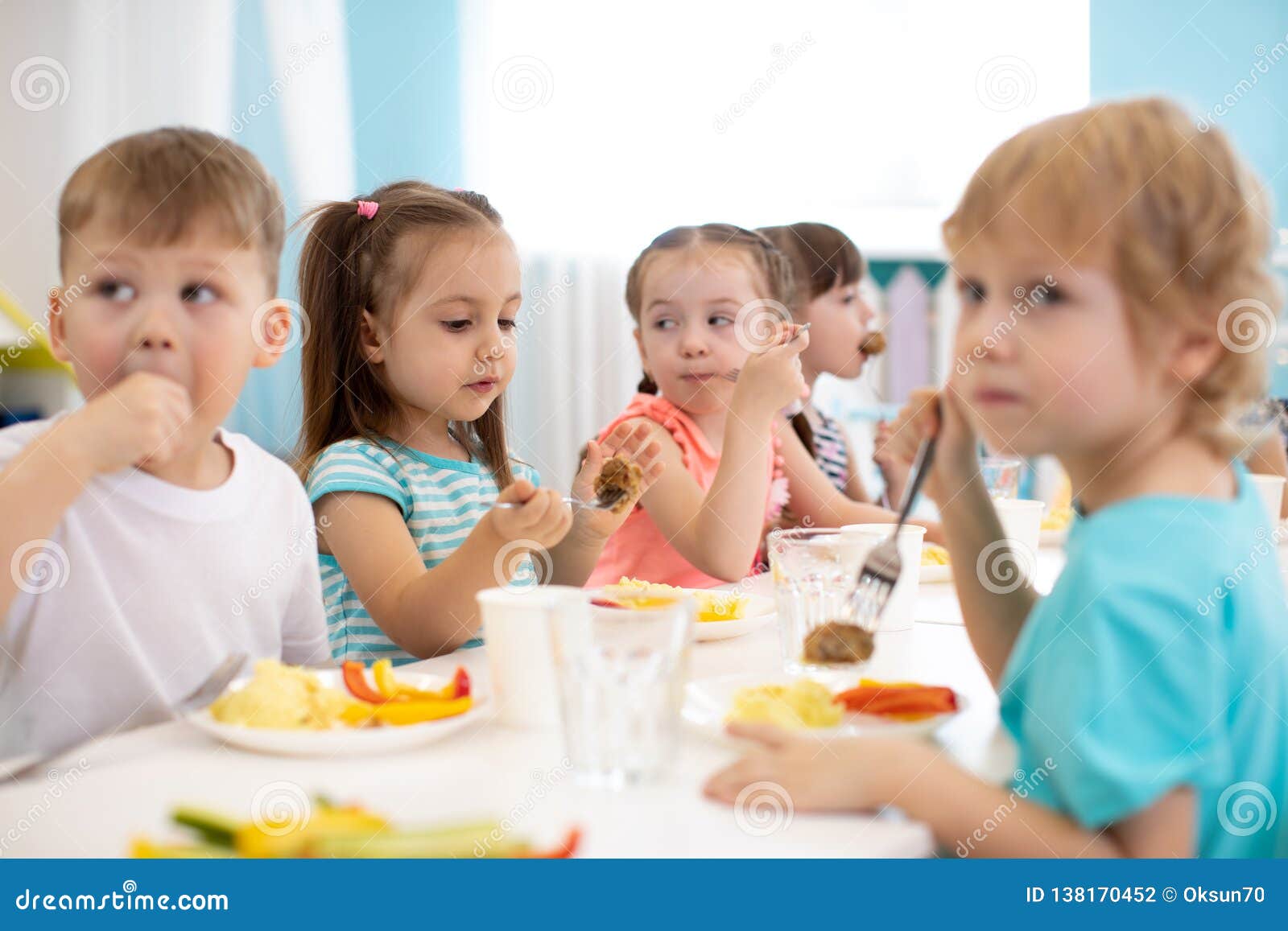 Gruppen Av Dagisbarn Har Lunch Arkivfoto - Bild av elementärt, pojke ...