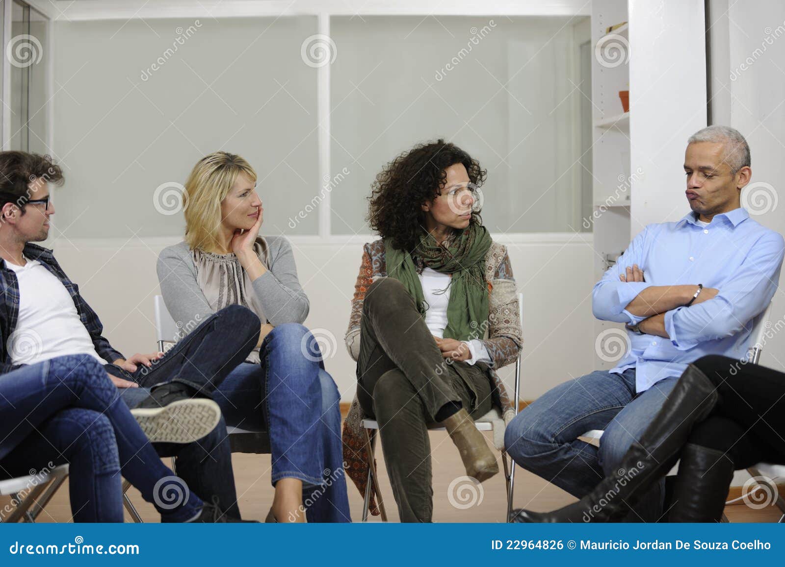 Gruppendiskussion Oder -therapie Stockfoto - Bild von stuhl, verlust ...