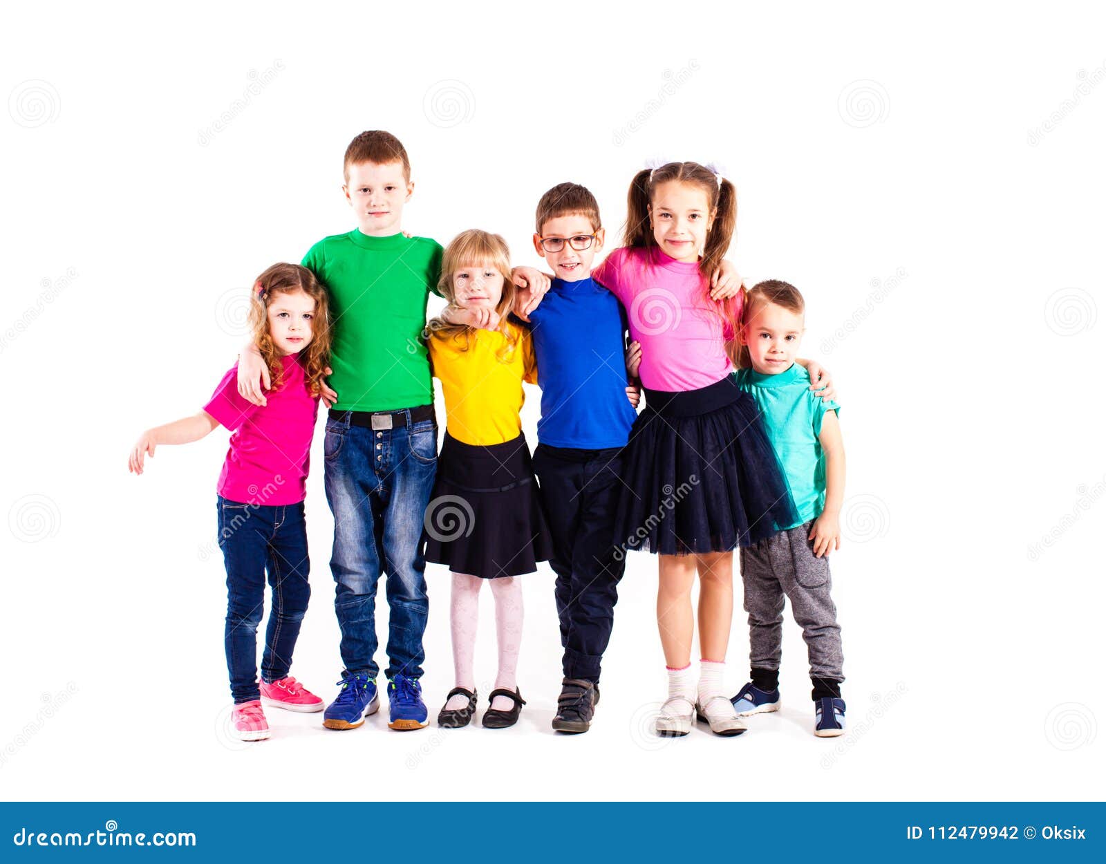 Gruppo Amichevole Dei Ragazzi E Delle Ragazze Fotografia Stock ...