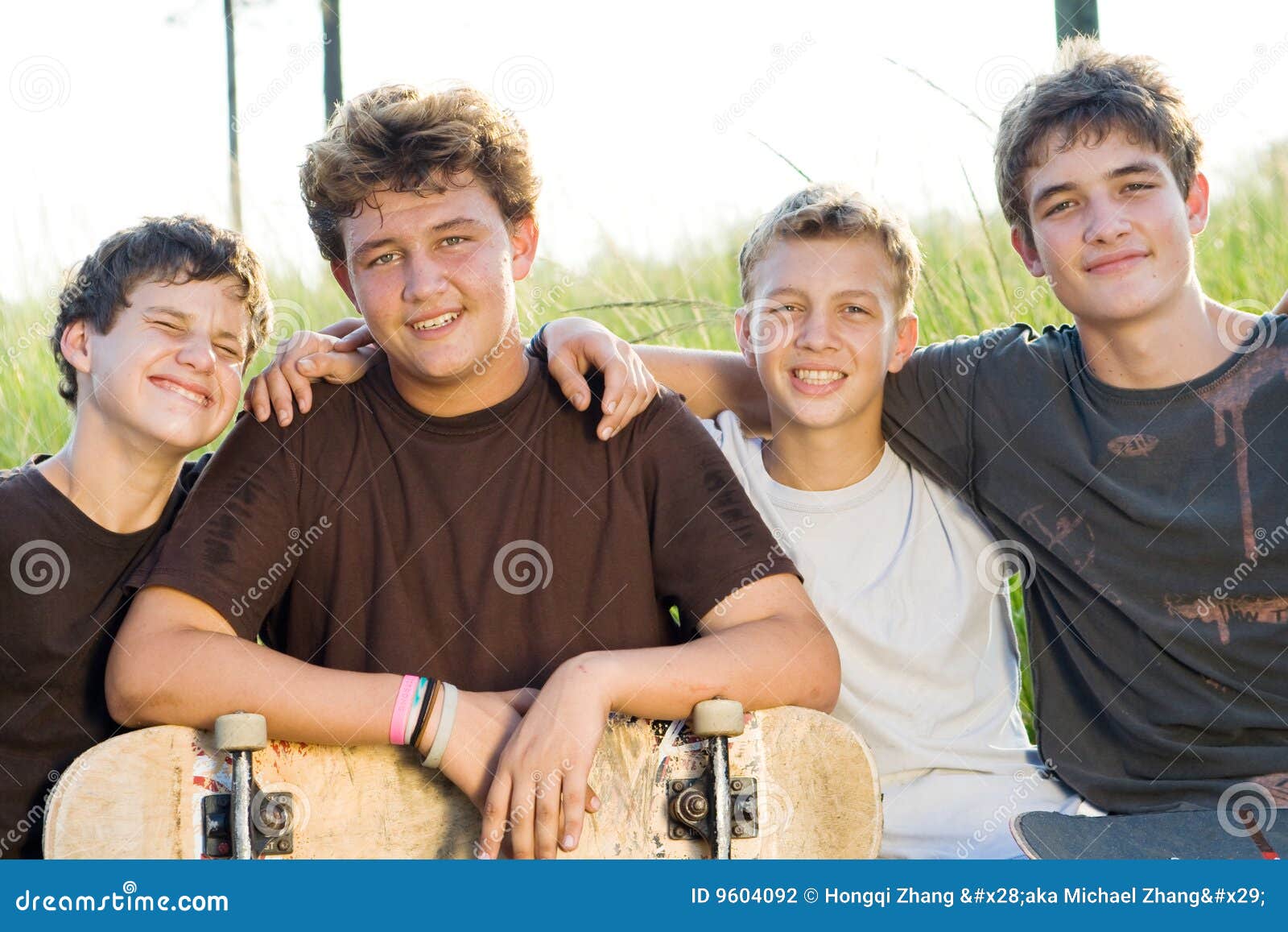 Gruppo dei ragazzi fotografia stock. Immagine di amici - 9604092