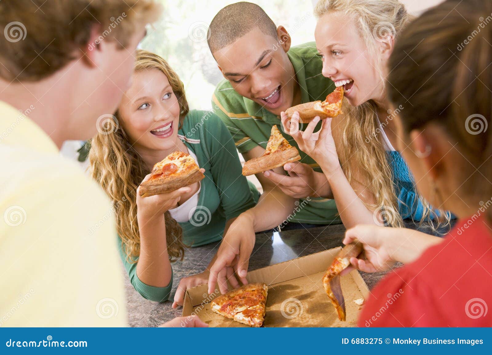 Gruppo Di Adolescenti Che Mangiano Pizza Immagine Stock - Immagine di ...