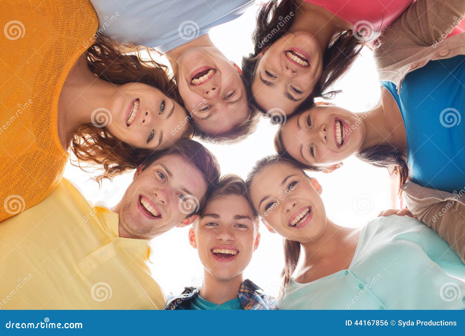 Gruppo Di Adolescenti Sorridenti Fotografia Stock - Immagine di ...