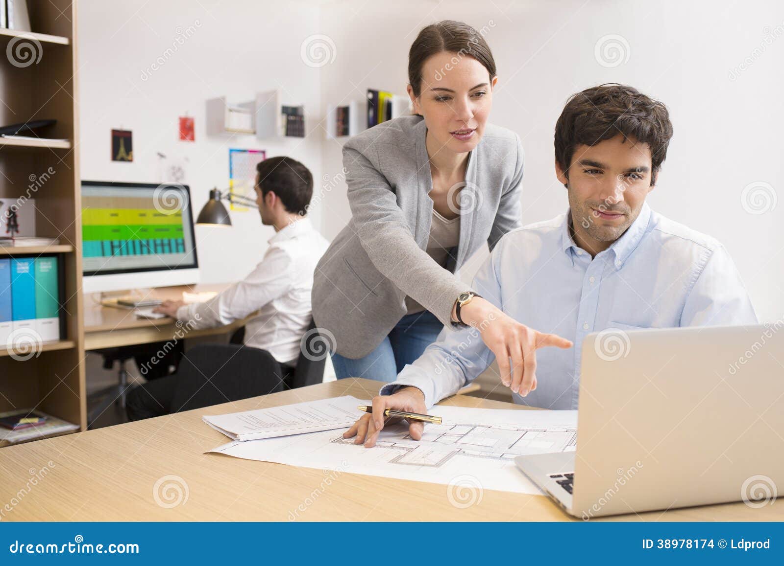 Gruppo Di Affari Che Lavora Al Computer Portatile in Ufficio Fotografia ...