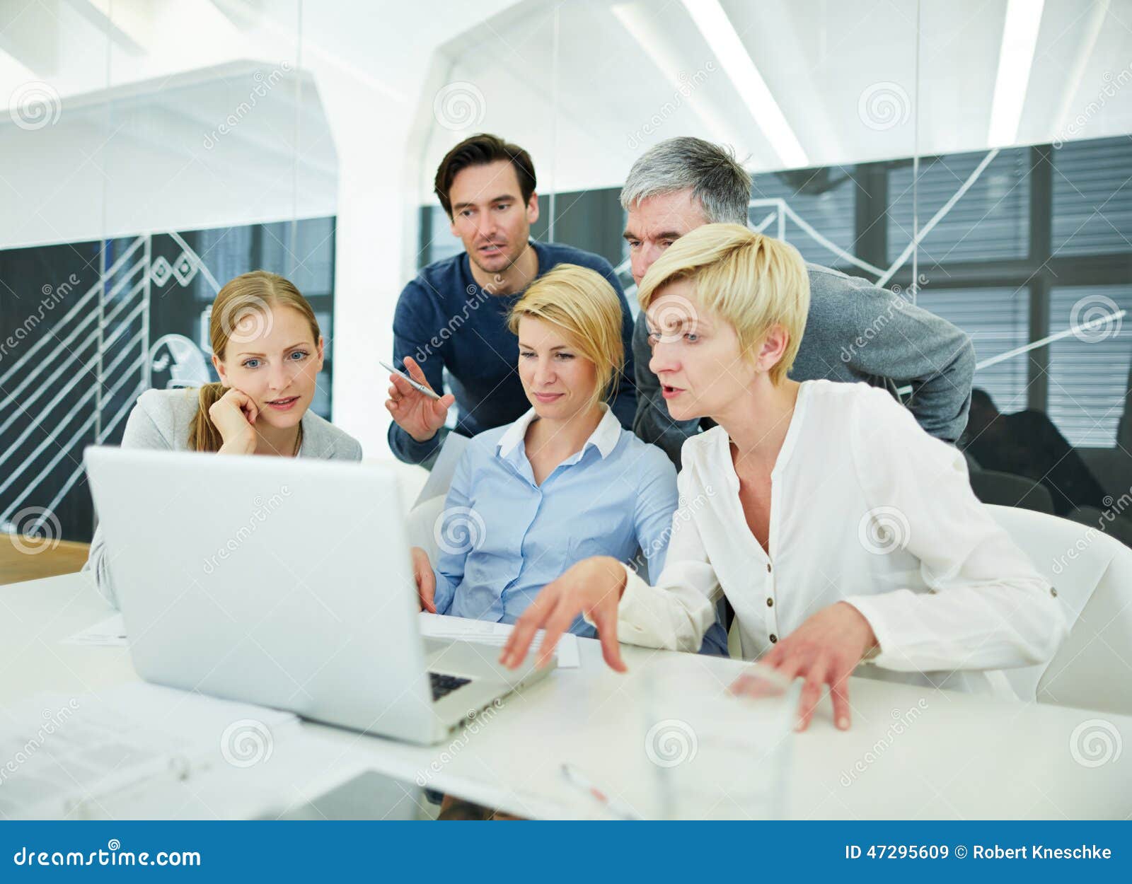 Gruppo Di Affari in Ufficio Con Il Computer Portatile Immagine Stock ...