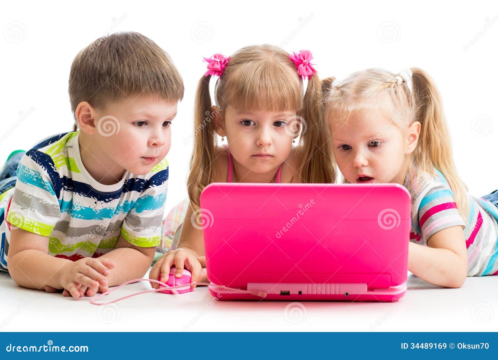 Gruppo Di Amici Dei Bambini Al Computer Portatile Immagine Stock ...
