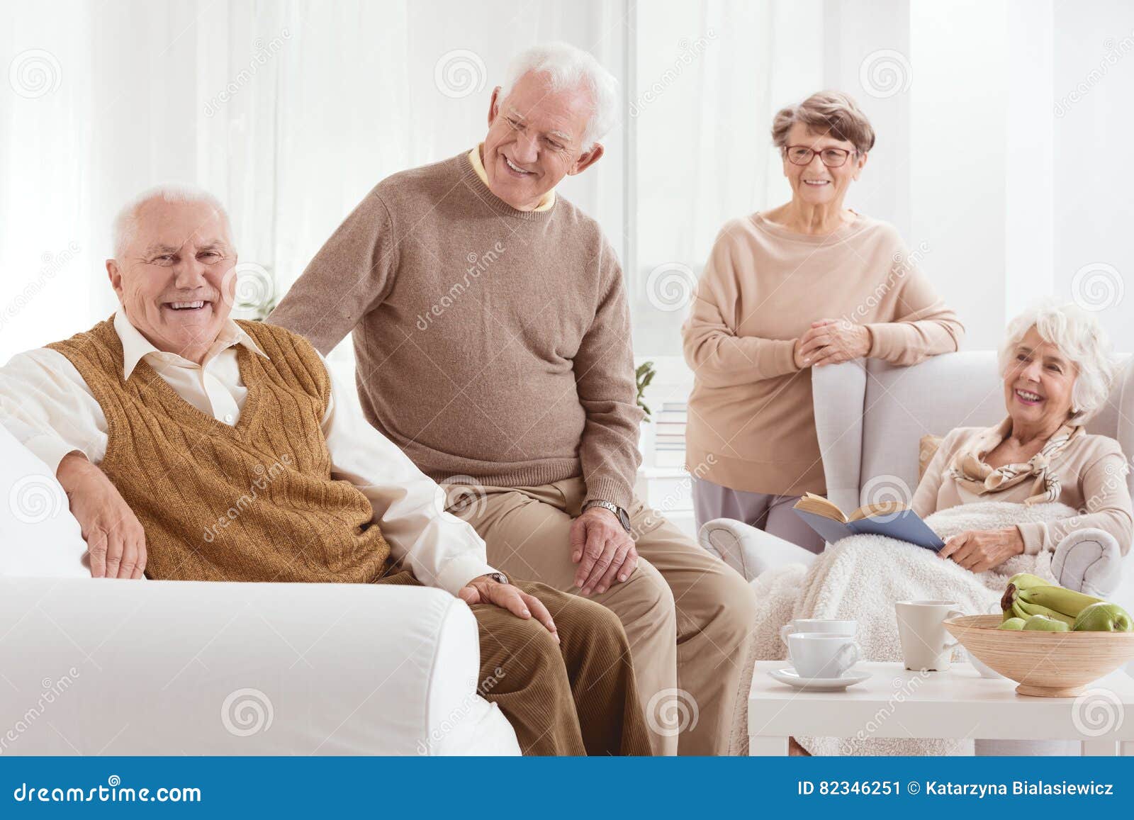 Gruppo di anziani positivi immagine stock. Immagine di resto - 82346251