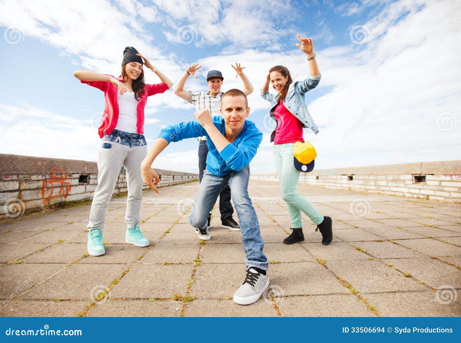 Gruppo Di Ballare Degli Adolescenti Fotografia Stock - Immagine di ...