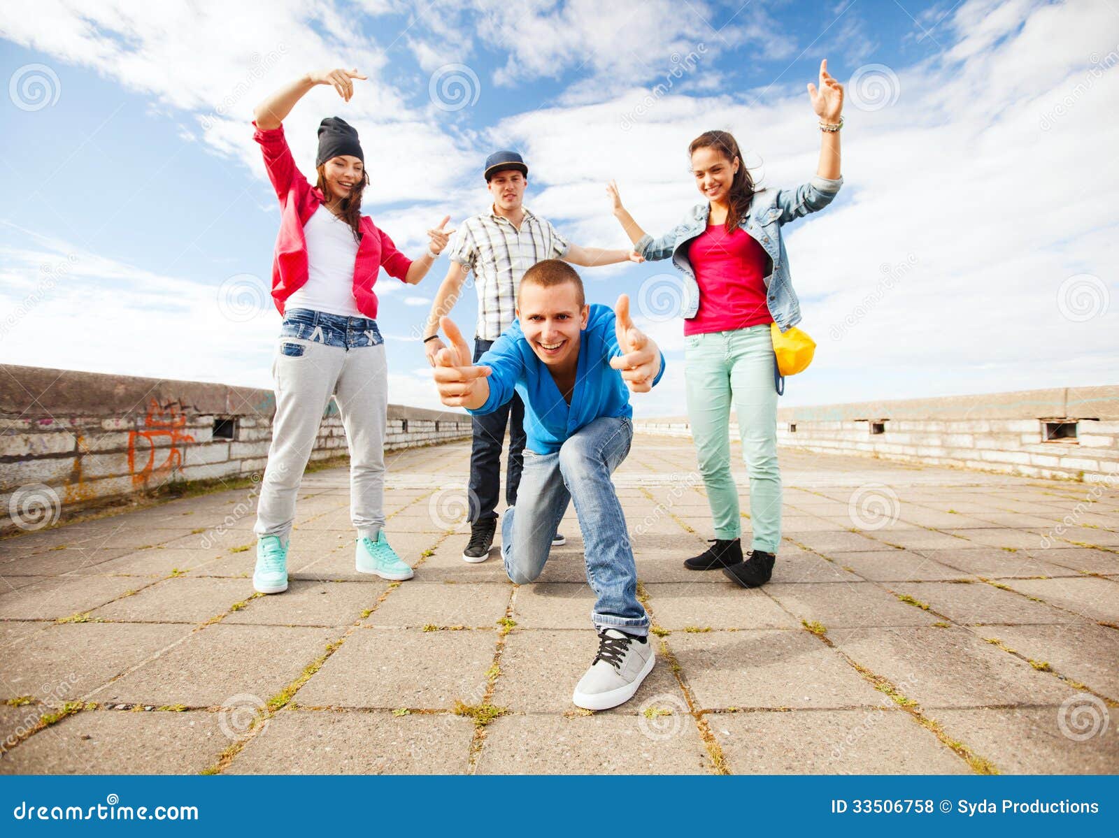Gruppo Di Ballare Degli Adolescenti Fotografia Stock - Immagine di ...