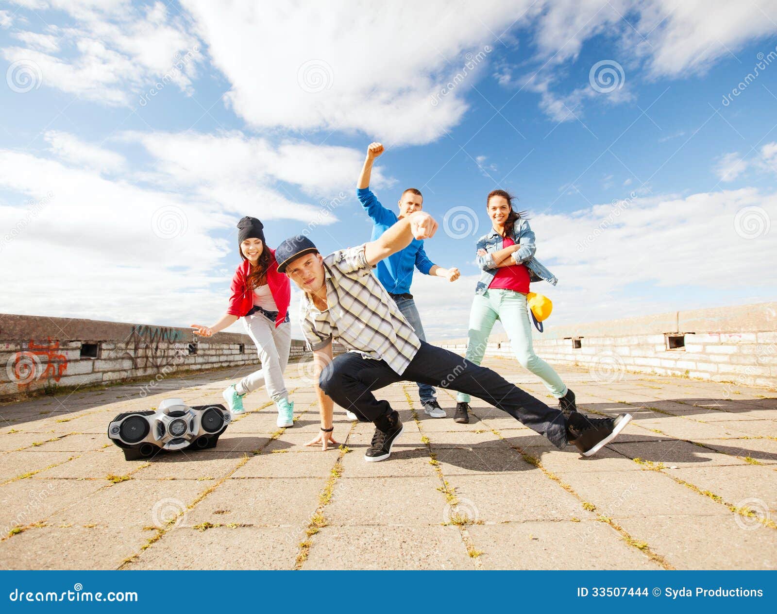Gruppo Di Ballare Degli Adolescenti Fotografia Stock - Immagine di ...