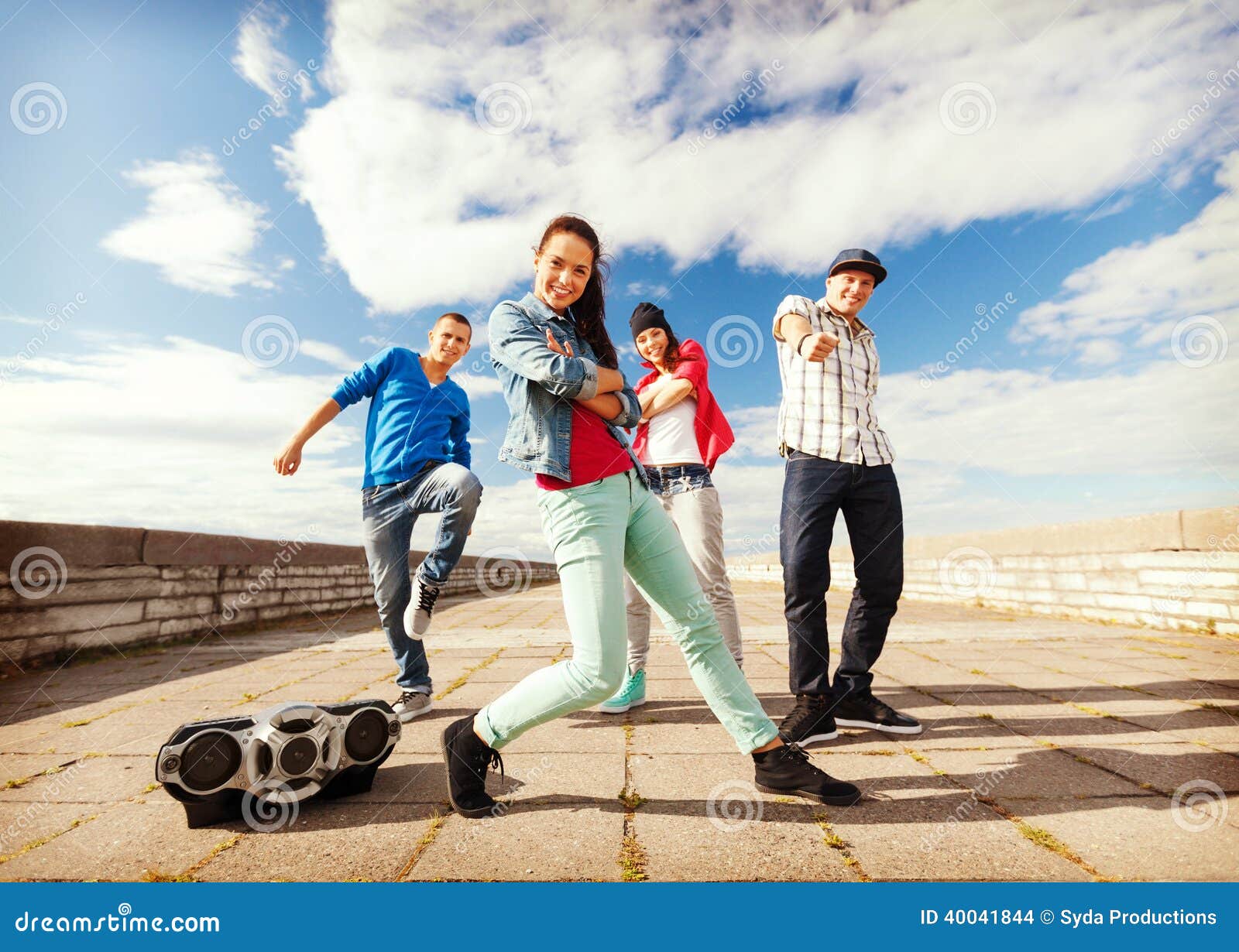 Gruppo Di Ballare Degli Adolescenti Fotografia Stock - Immagine di ...