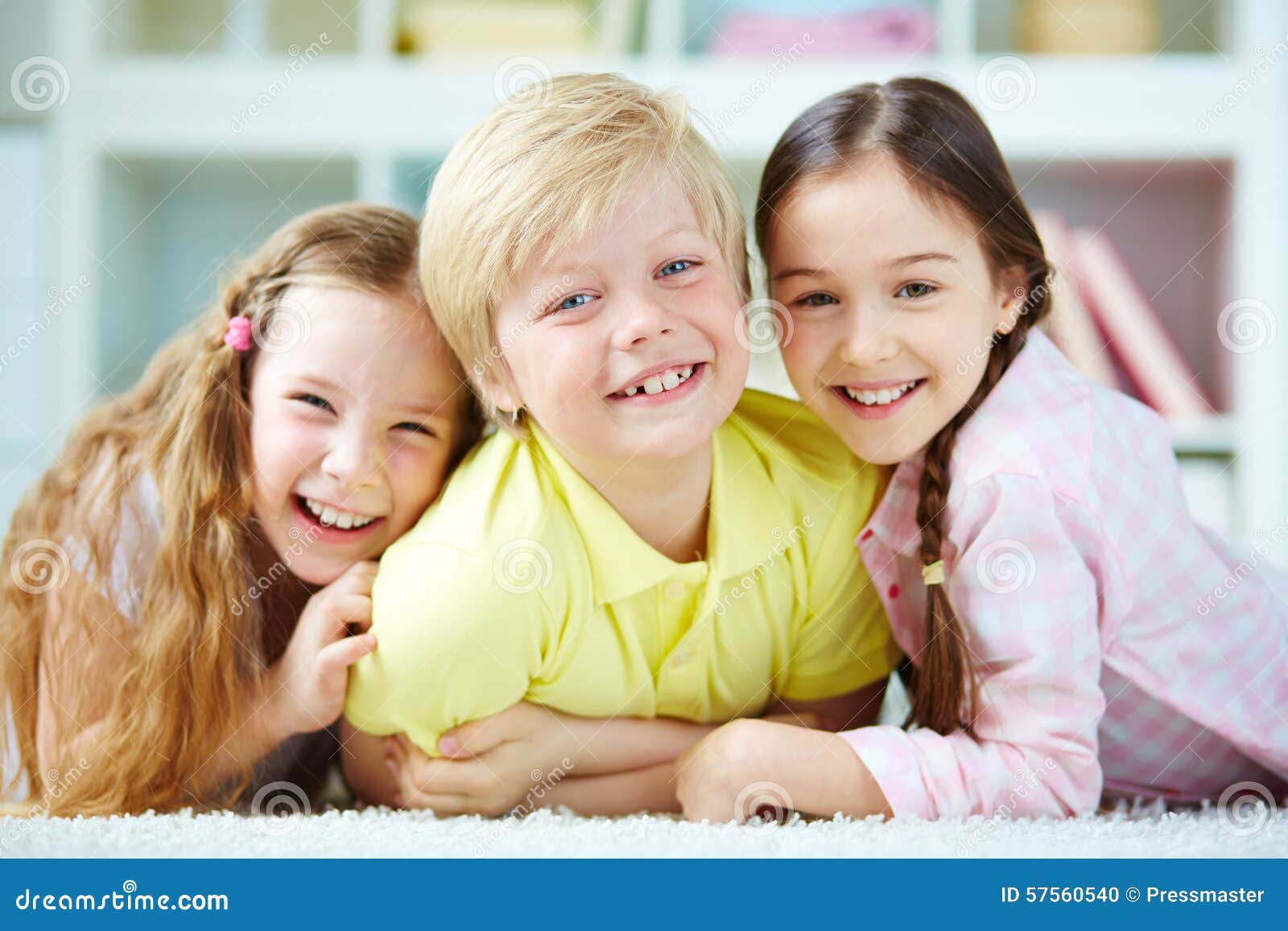 Gruppo di bambini fotografia stock. Immagine di faccia - 57560540