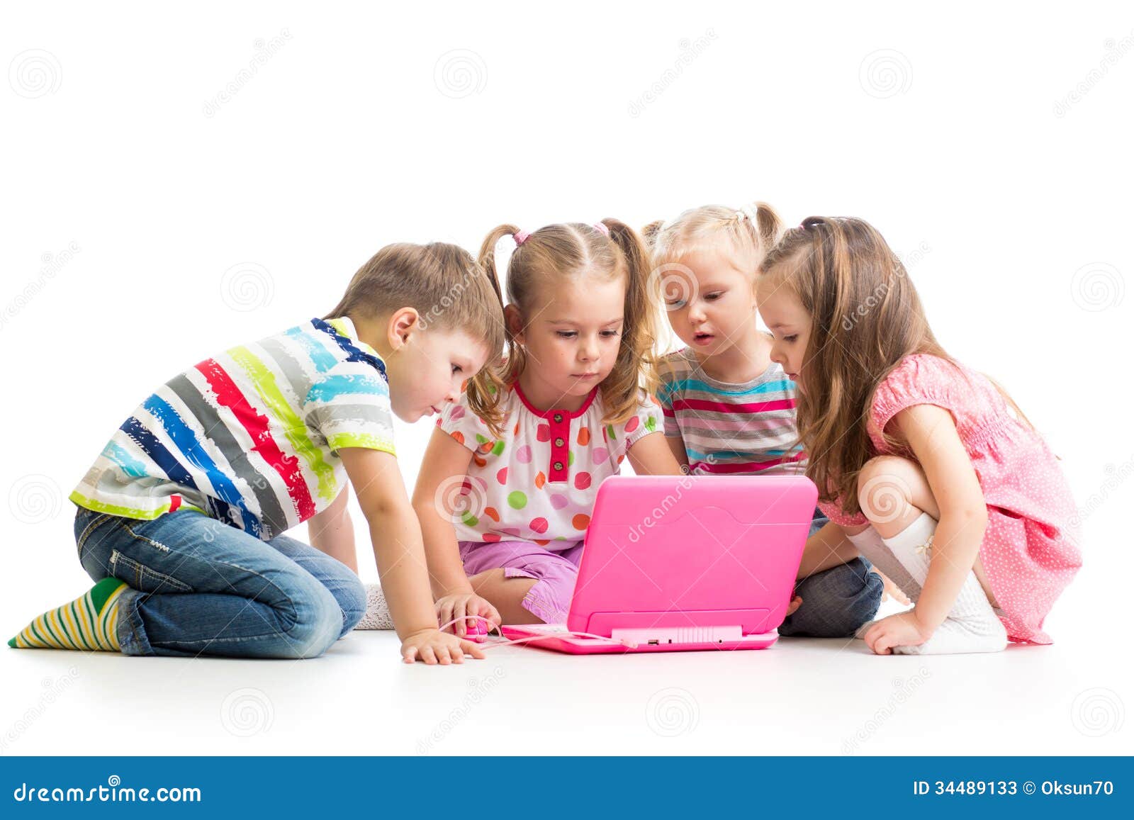 Gruppo Di Bambini Che Giocano Al Computer Portatile Immagine Stock ...