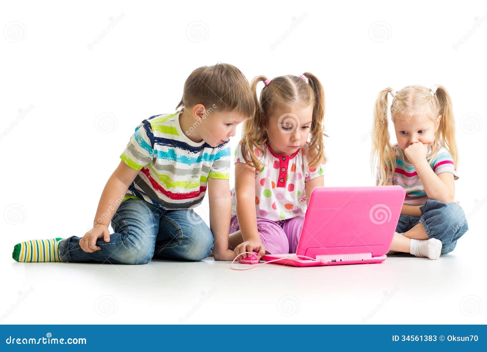 Gruppo Di Bambini Che Lavorano Al Computer Portatile Immagine Stock ...