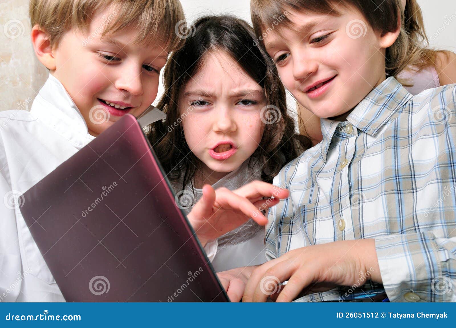 Gruppo Di Bambini Che Studiano Al Computer Portatile Fotografia Stock ...