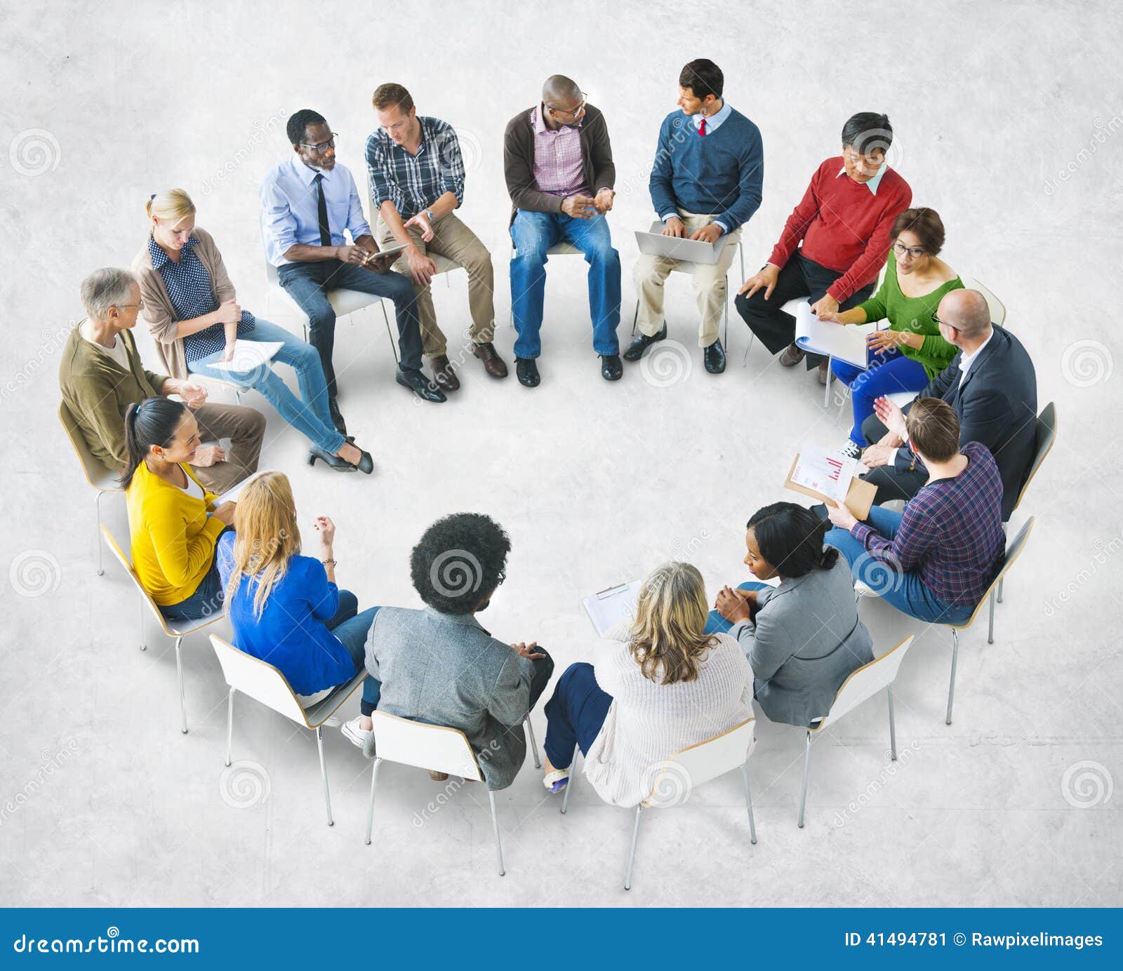 Gruppo Di Diverso Confrontare Le Idee Multietnico Della Gente Immagine ...