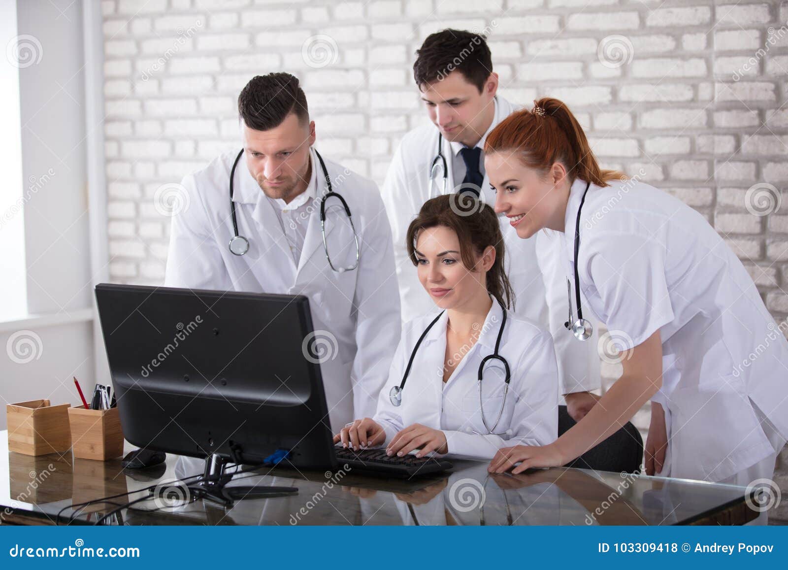 Gruppo Di Dottori Looking at Computer Fotografia Stock - Immagine di ...