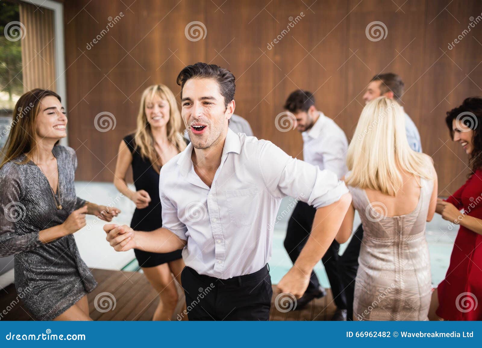 Gruppo Di Giovane Ballare Degli Amici Fotografia Stock - Immagine di ...