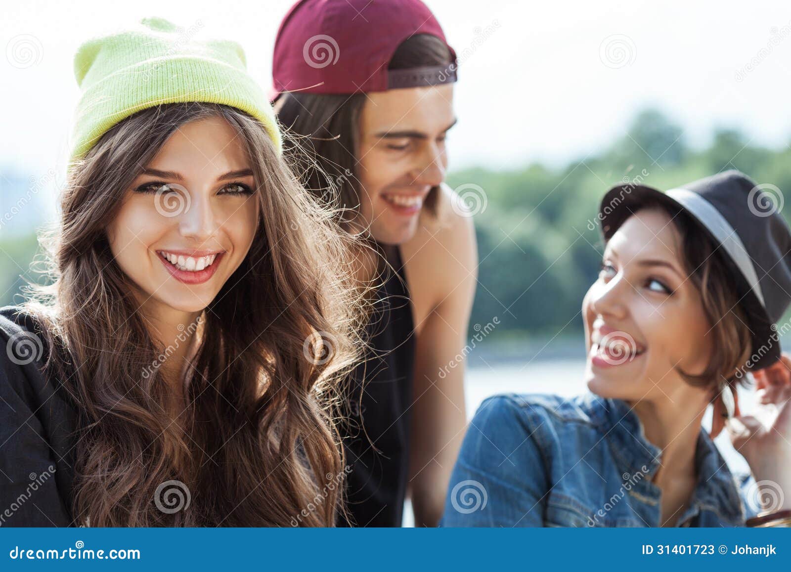 Gruppo di giovani immagine stock. Immagine di adulto - 31401723