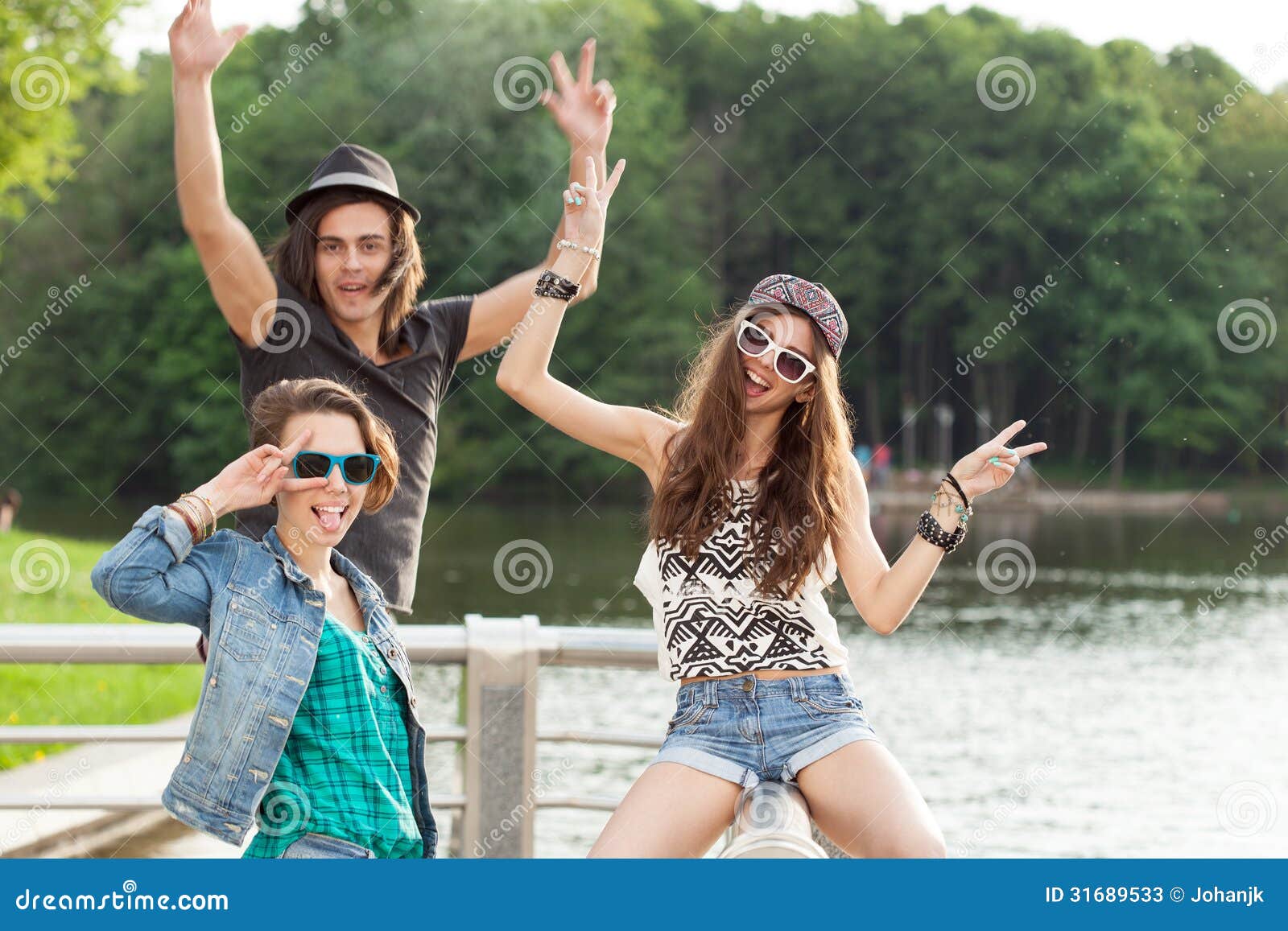 Gruppo di giovani immagine stock. Immagine di sensuale - 31689533