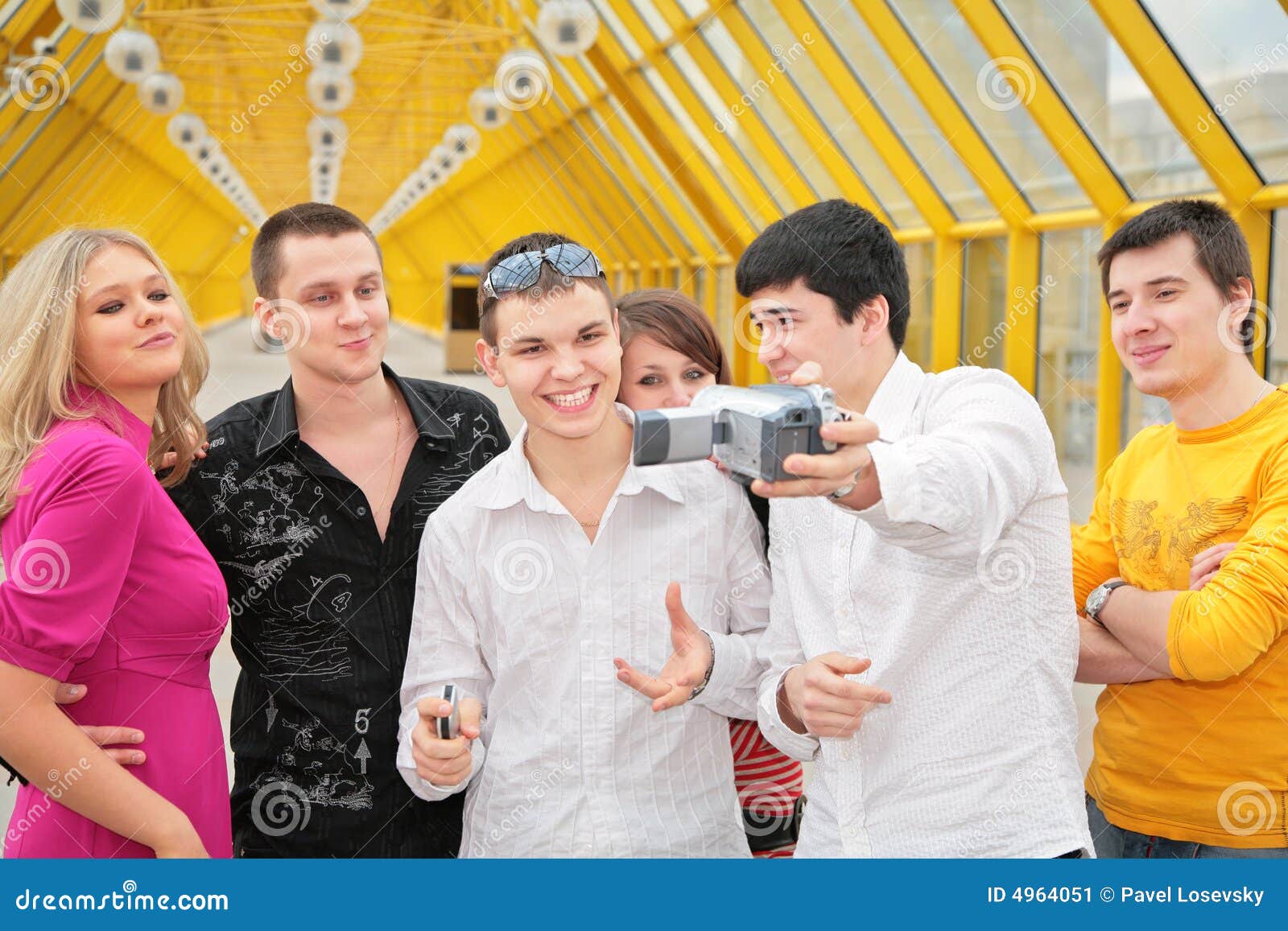 Gruppo di giovani immagine stock. Immagine di divertimento - 4964051