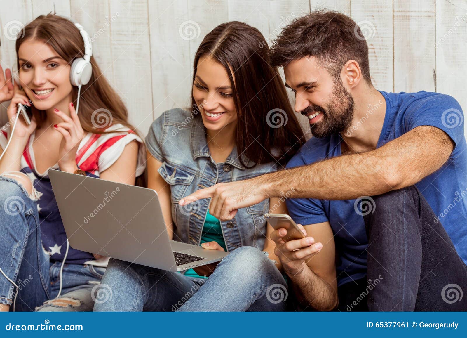 Gruppo di giovani immagine stock. Immagine di portatile - 65377961