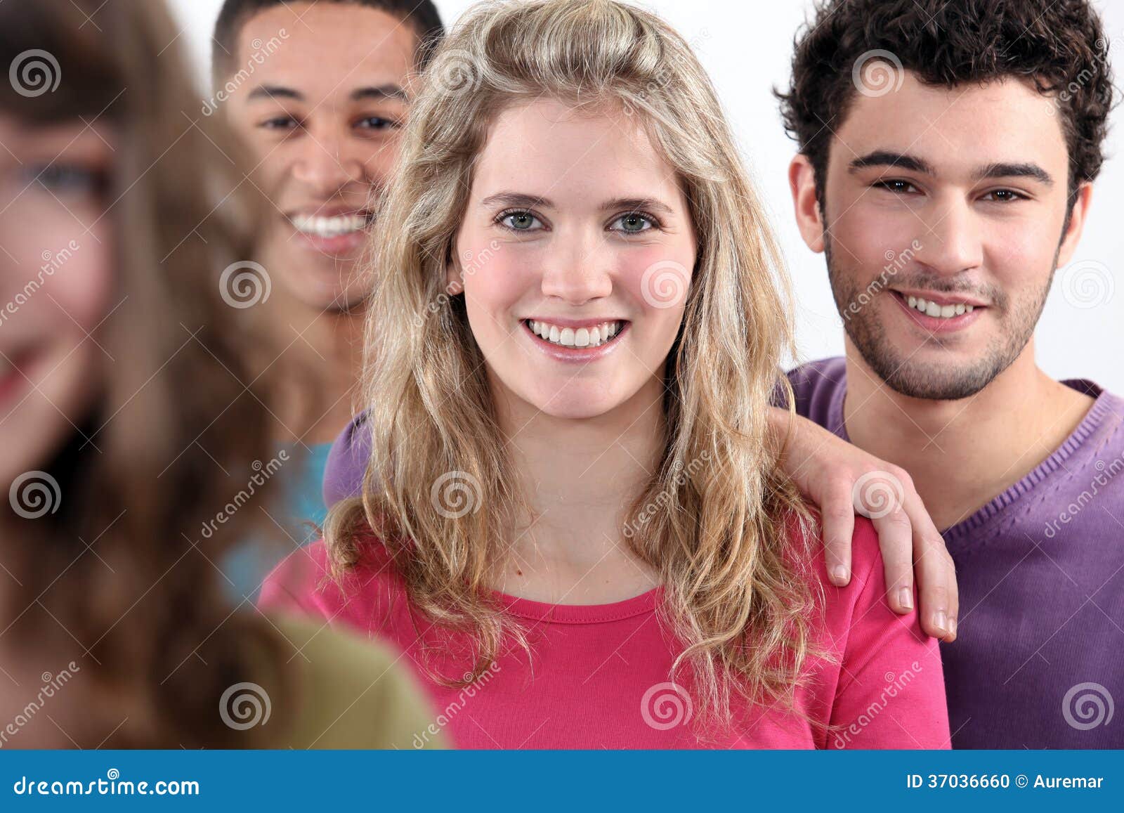 Gruppo di giovani adulti fotografia stock. Immagine di soci - 37036660