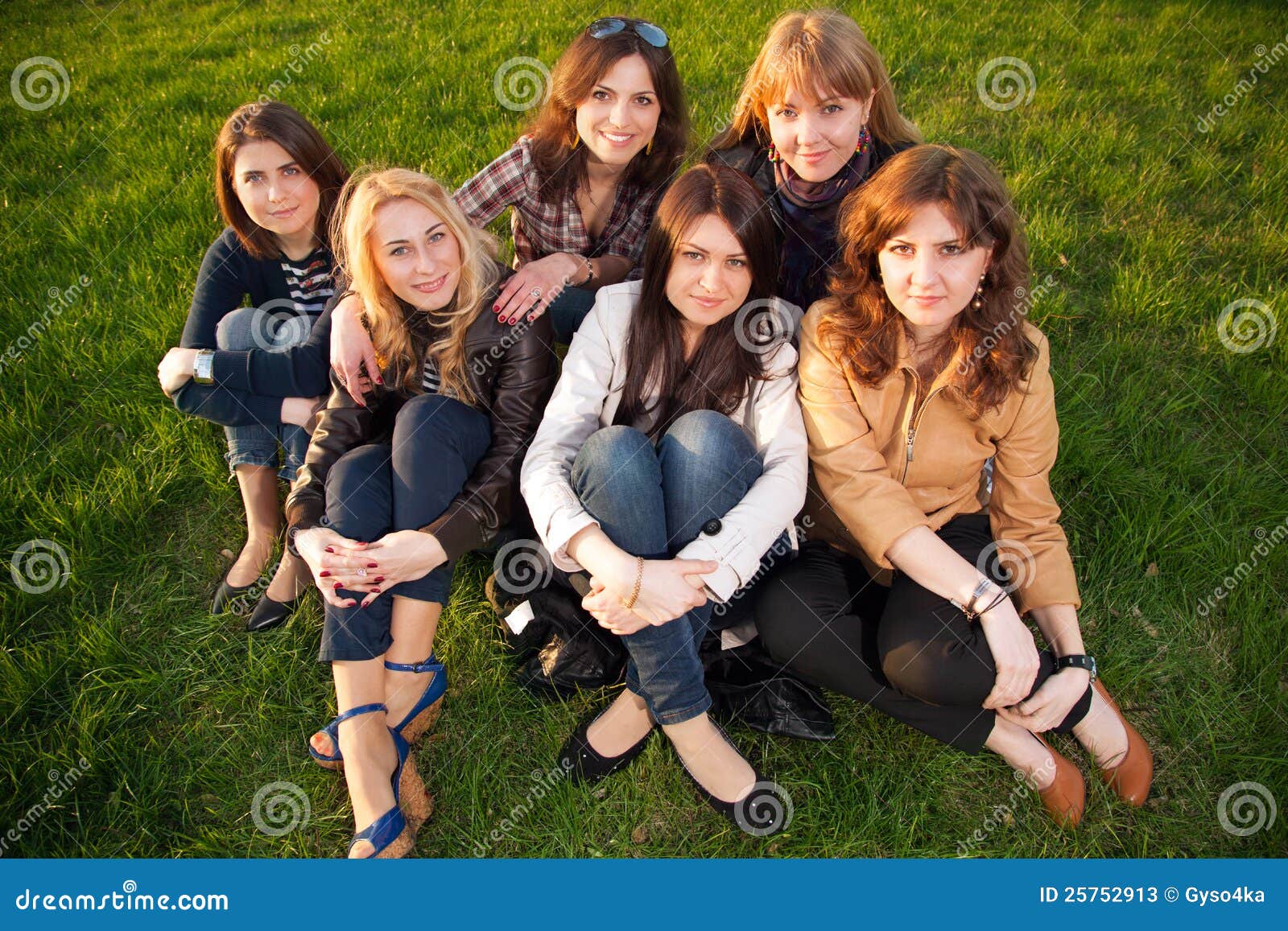 Gruppo di giovani amici immagine stock. Immagine di candito - 25752913