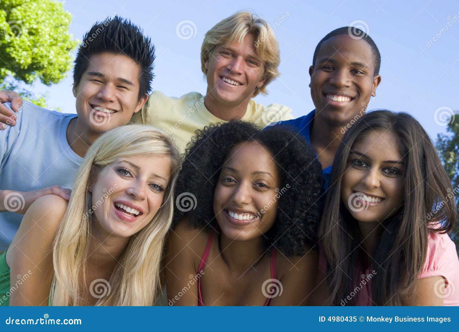 Gruppo Di Giovani Amici Che Hanno Divertimento Immagine Stock ...