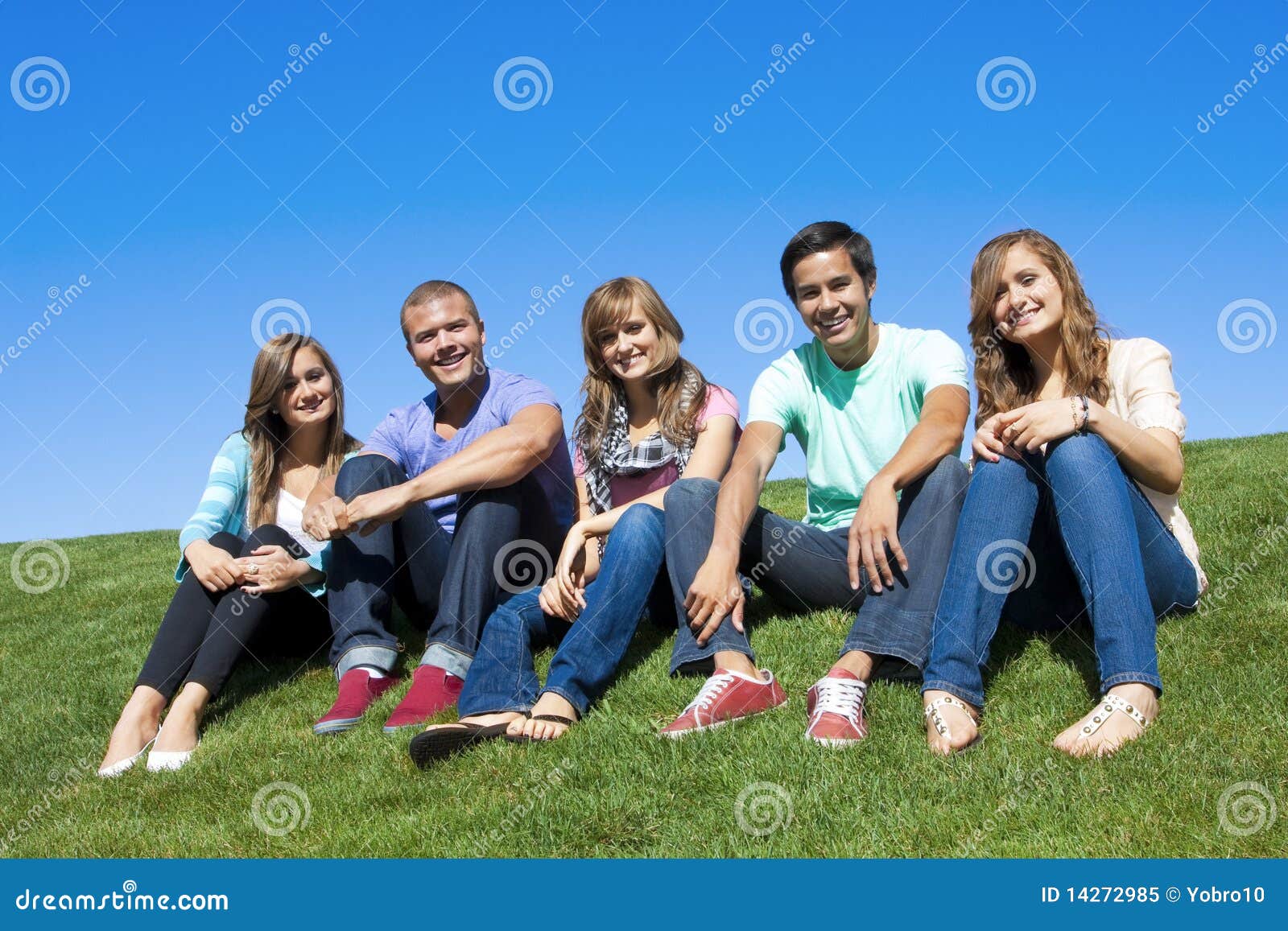 Gruppo Di Giovani Attraenti Immagine Stock - Immagine di appendere ...