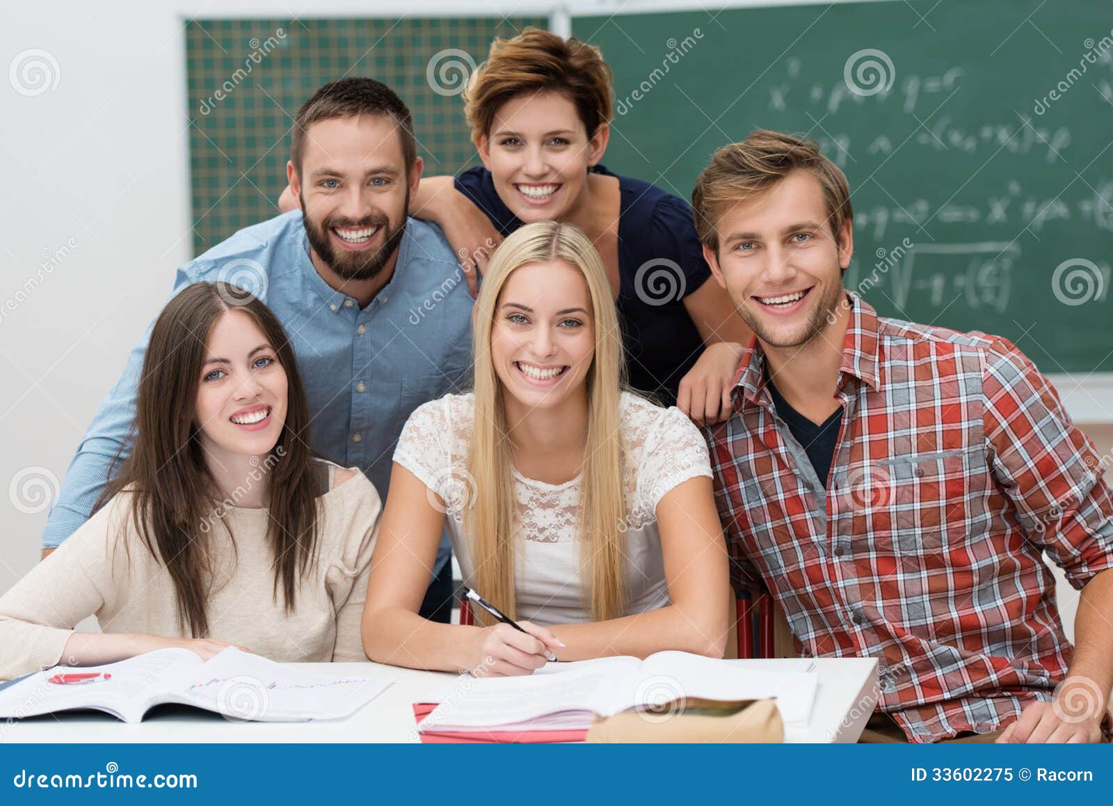 Gruppo Di Giovani Maschio E Studentesse Immagine Stock - Immagine di ...