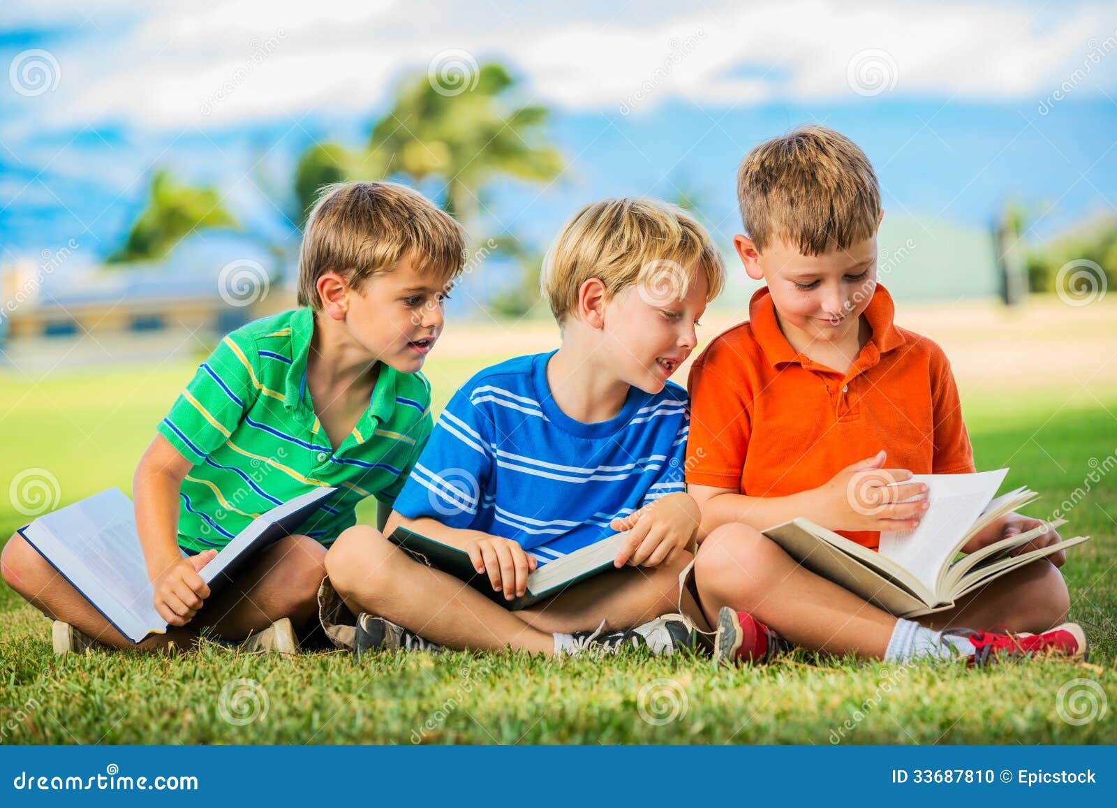 Gruppo Di Lettura Dei Ragazzi Fotografia Stock - Immagine di libro ...
