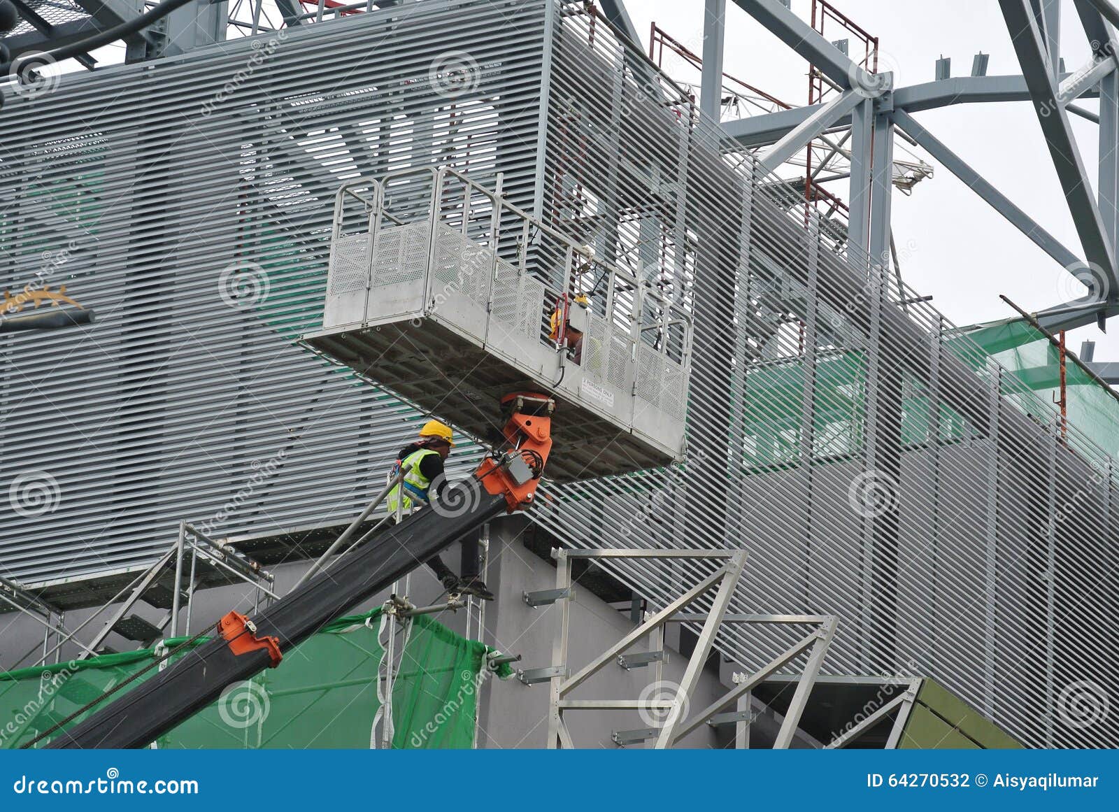 Gruppo Di Muratori Che Usando Il Canestro Della Gru Mobile Fotografia ...
