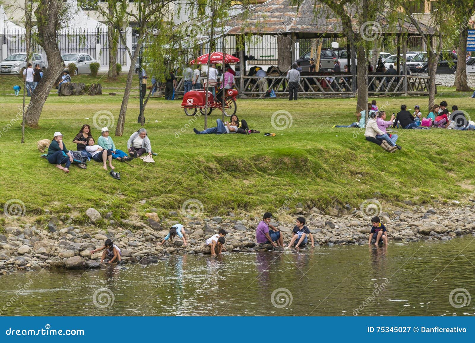 Gruppo Di Persone Al Parco a Cuenca Ecuador Fotografia Editoriale ...