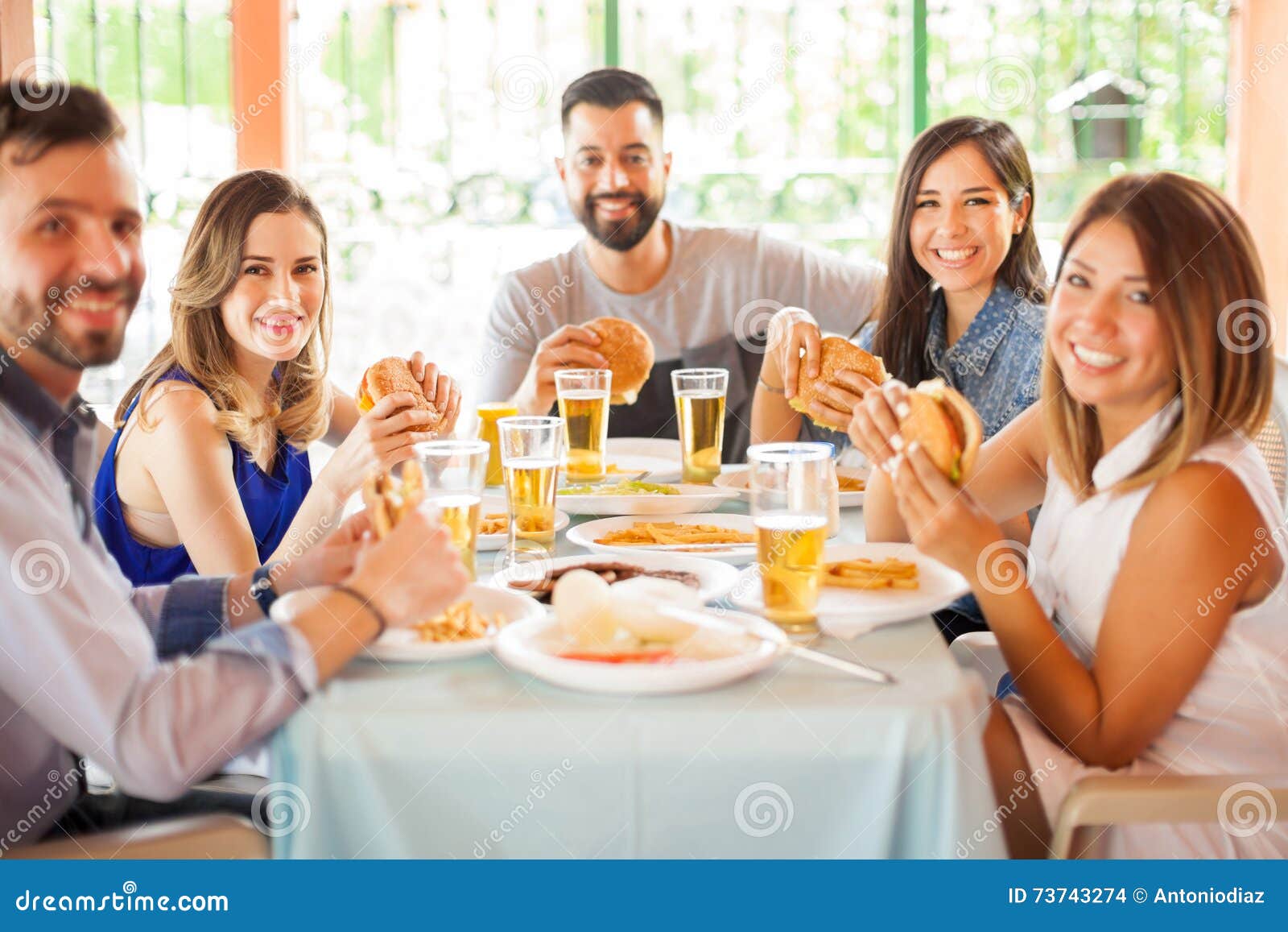 Gruppo Di Persone Che Mangiano Gli Hamburger Fotografia Stock ...