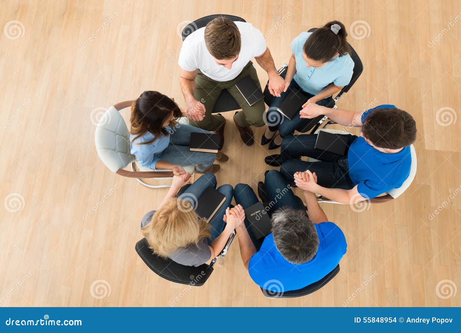 Gruppo Di Persone Che Pregano Insieme Fotografia Stock - Immagine di ...