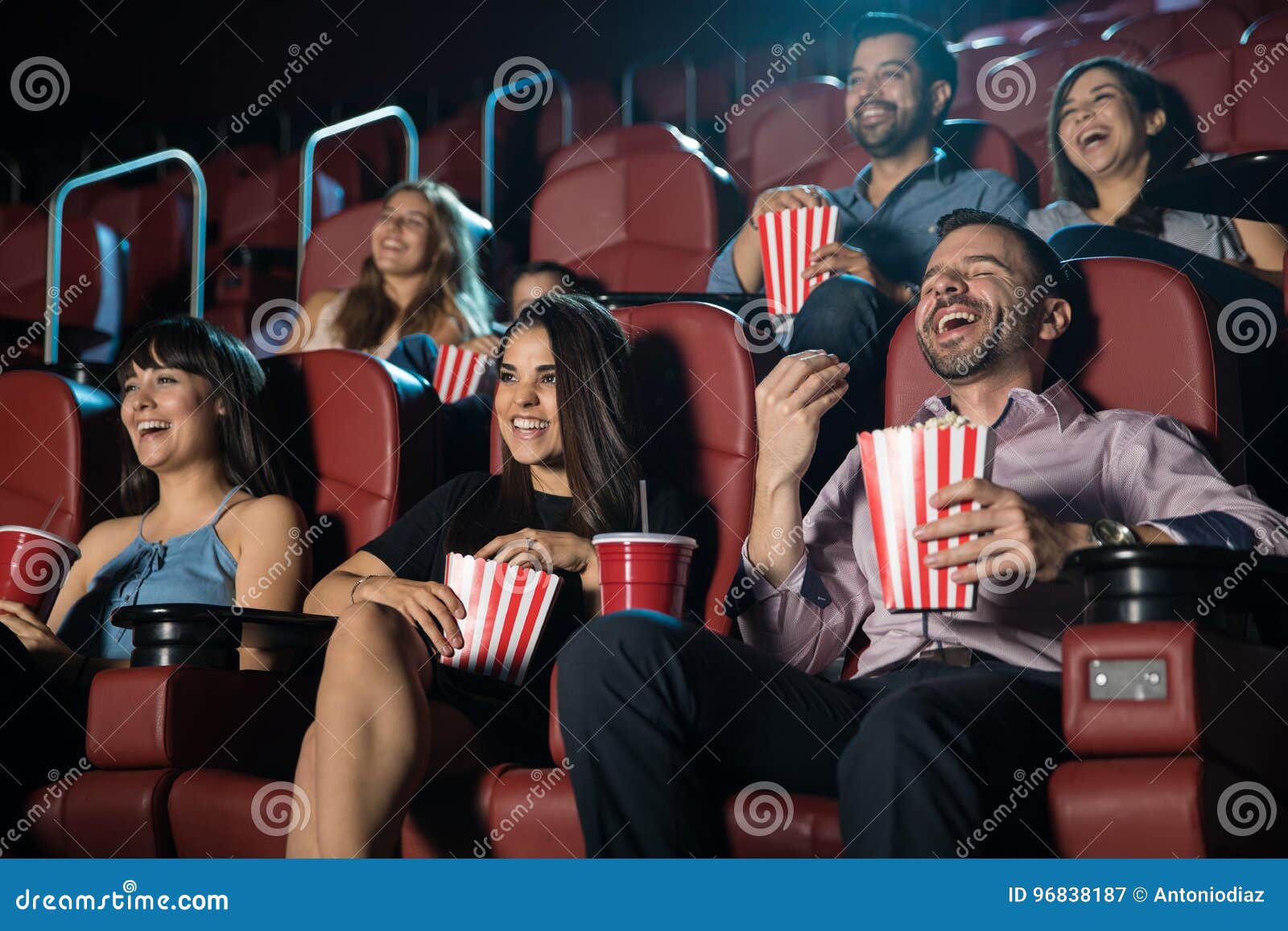 Gruppo Di Persone Che Ridono Del Cinema Immagine Stock - Immagine di ...