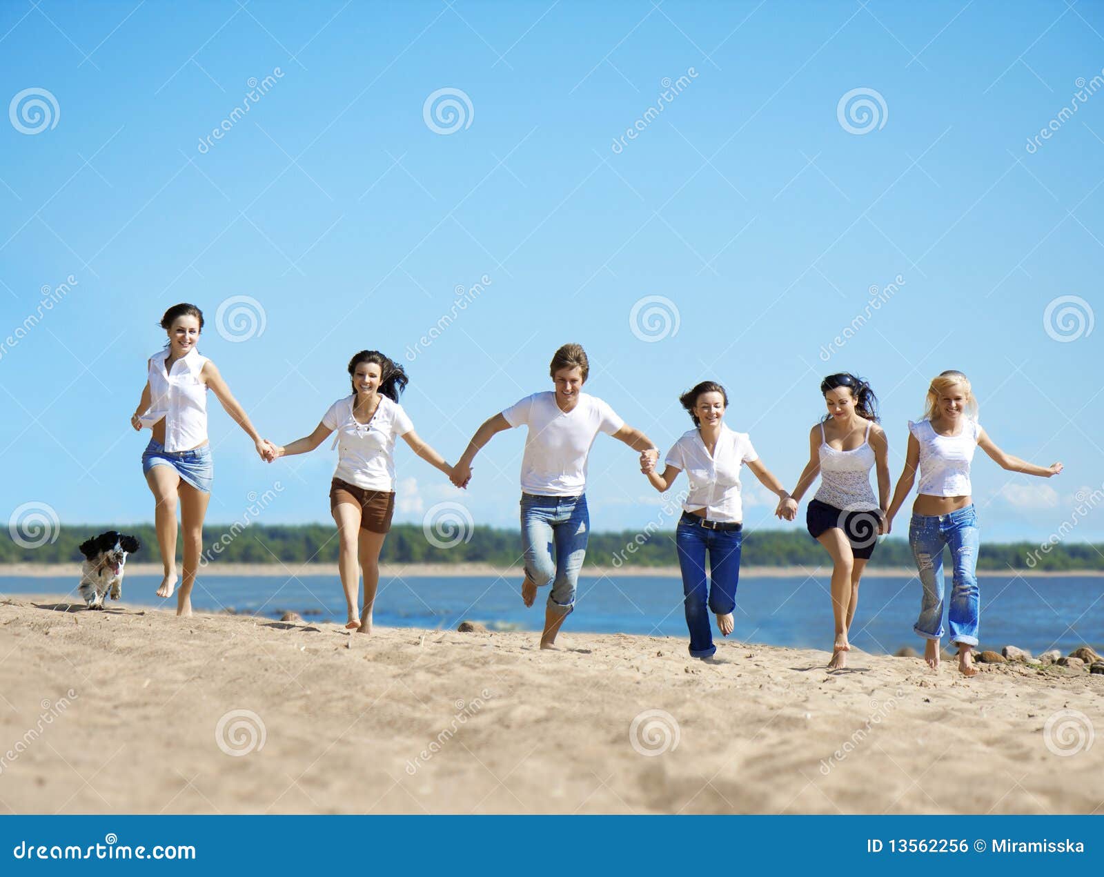 Gruppo Di Persone Che Si Distendono Sulla Spiaggia Fotografia Stock ...