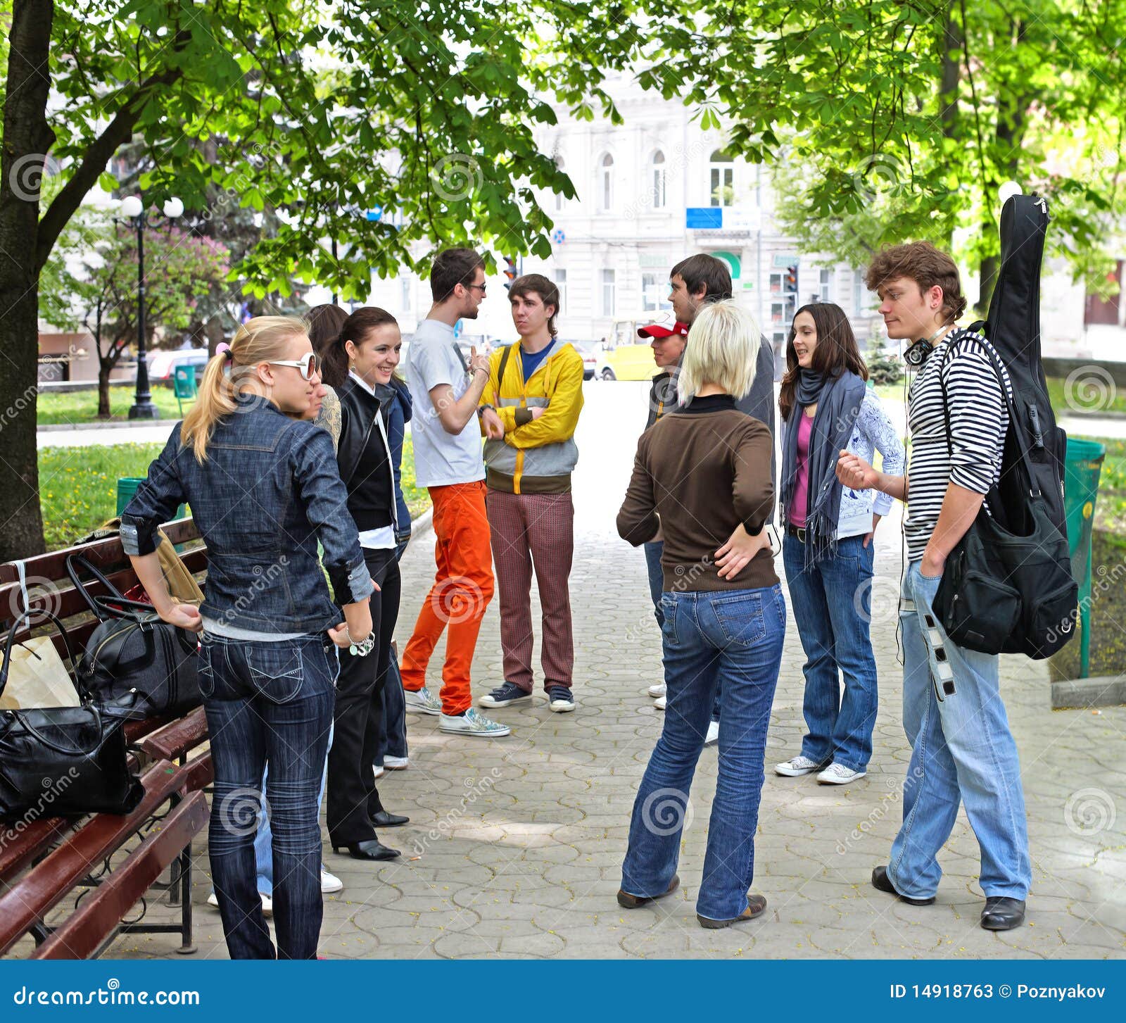 Gruppo Di Persone in Città. Immagine Stock - Immagine di jeans, parco ...