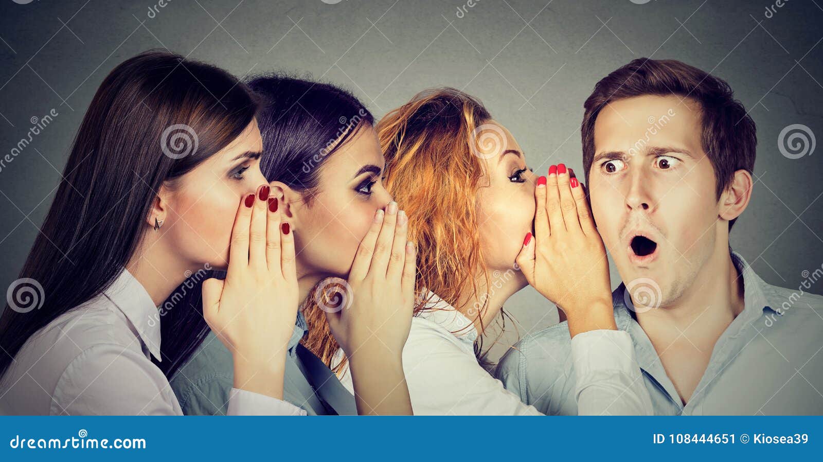 Gruppo Di Pettegolezzo Dei Giovani Immagine Stock - Immagine di curioso ...