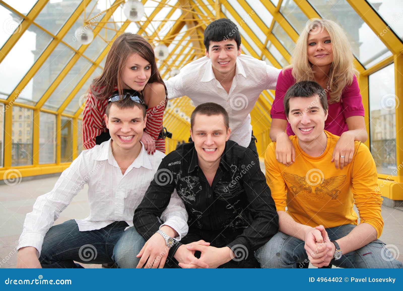 Gruppo di posa dei giovani fotografia stock. Immagine di divertimento ...