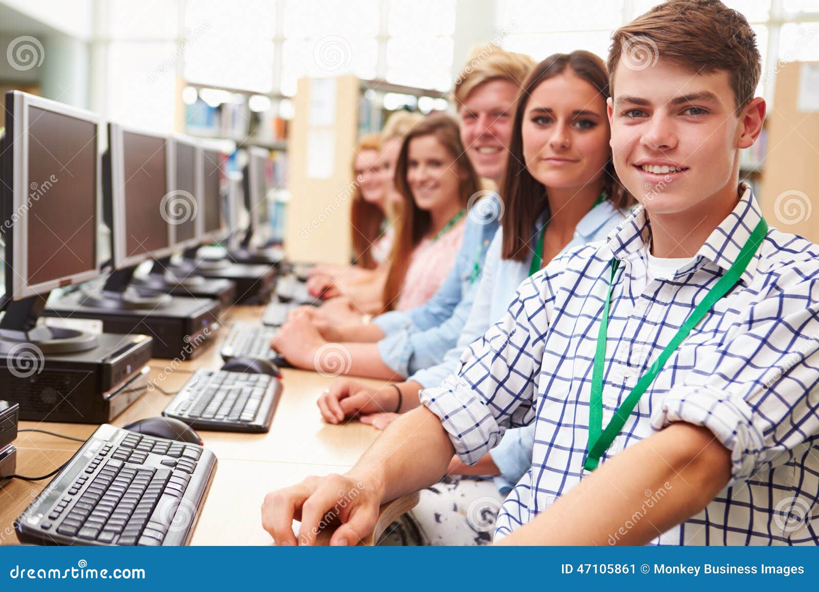 Gruppo Di Studenti Che Lavorano Ai Computer in Biblioteca Immagine ...