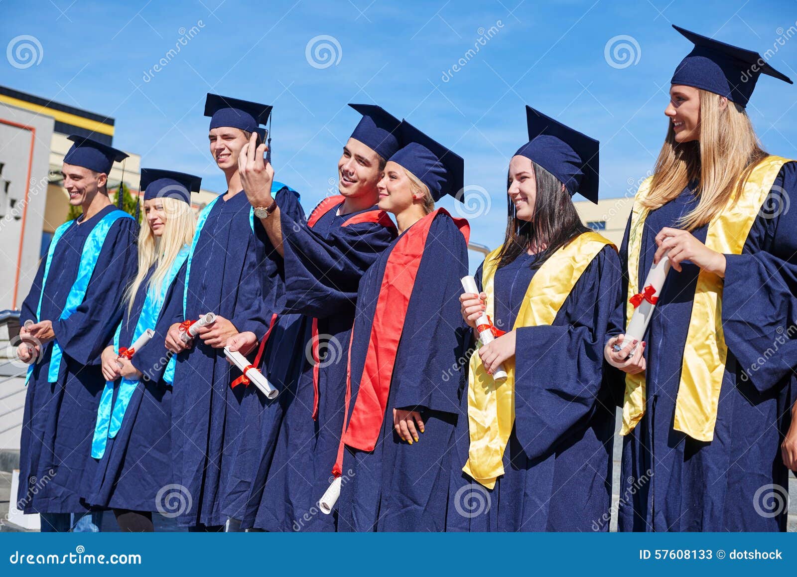 Gruppo Di Studenti Dei Giovani Laureati Immagine Stock - Immagine di ...
