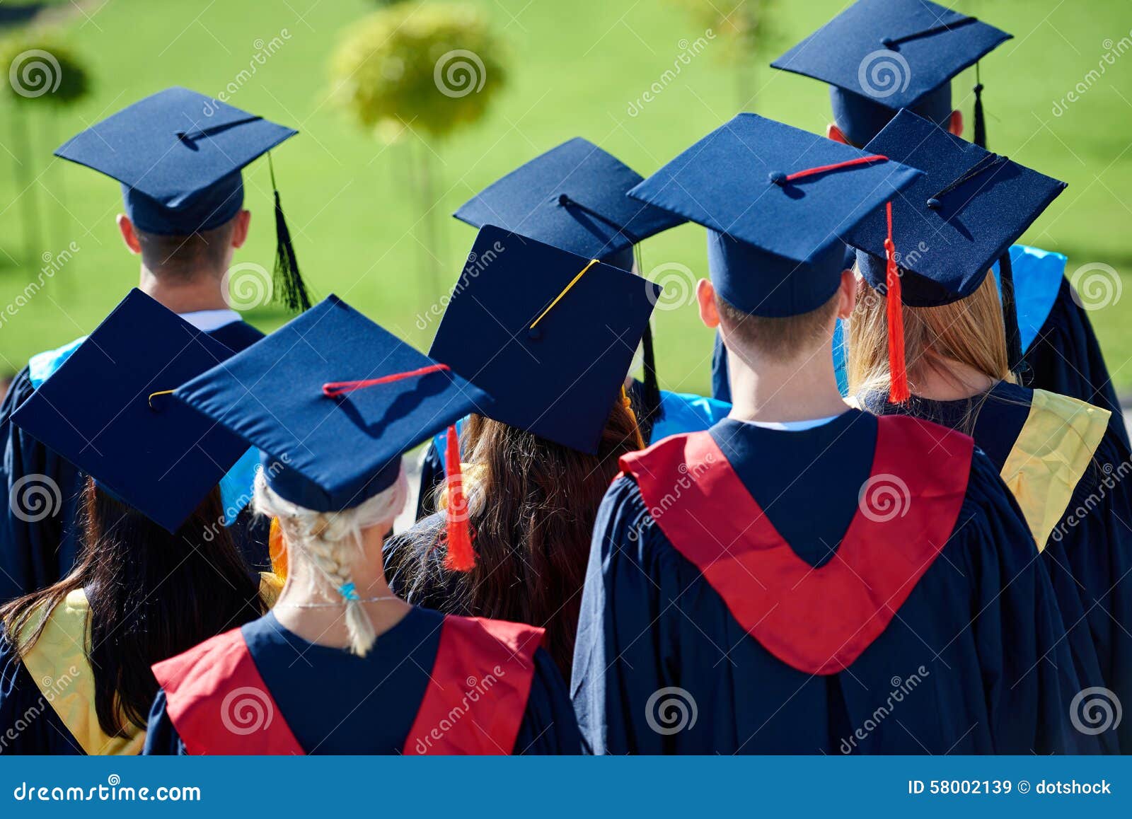 Gruppo Di Studenti Dei Giovani Laureati Immagine Stock - Immagine di ...