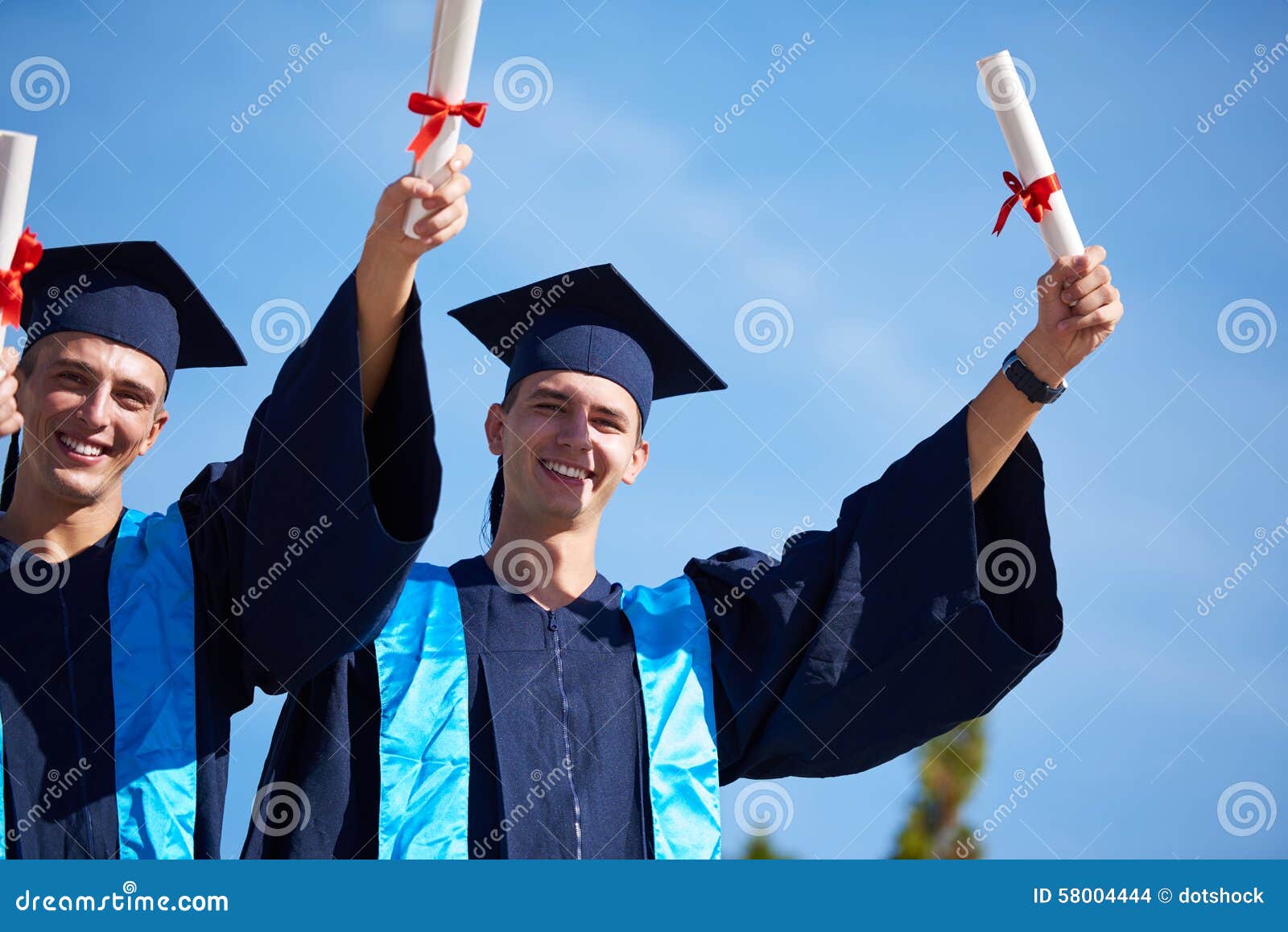 Gruppo Di Studenti Dei Giovani Laureati Fotografia Stock - Immagine di ...