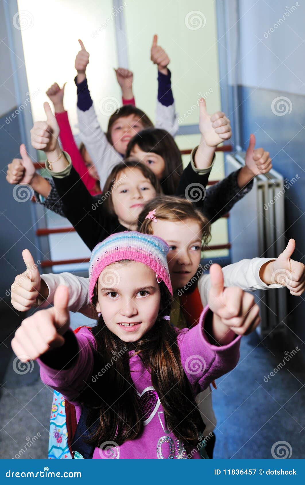 Gruppo Felice Dei Bambini a Scuola Immagine Stock - Immagine di aumento ...