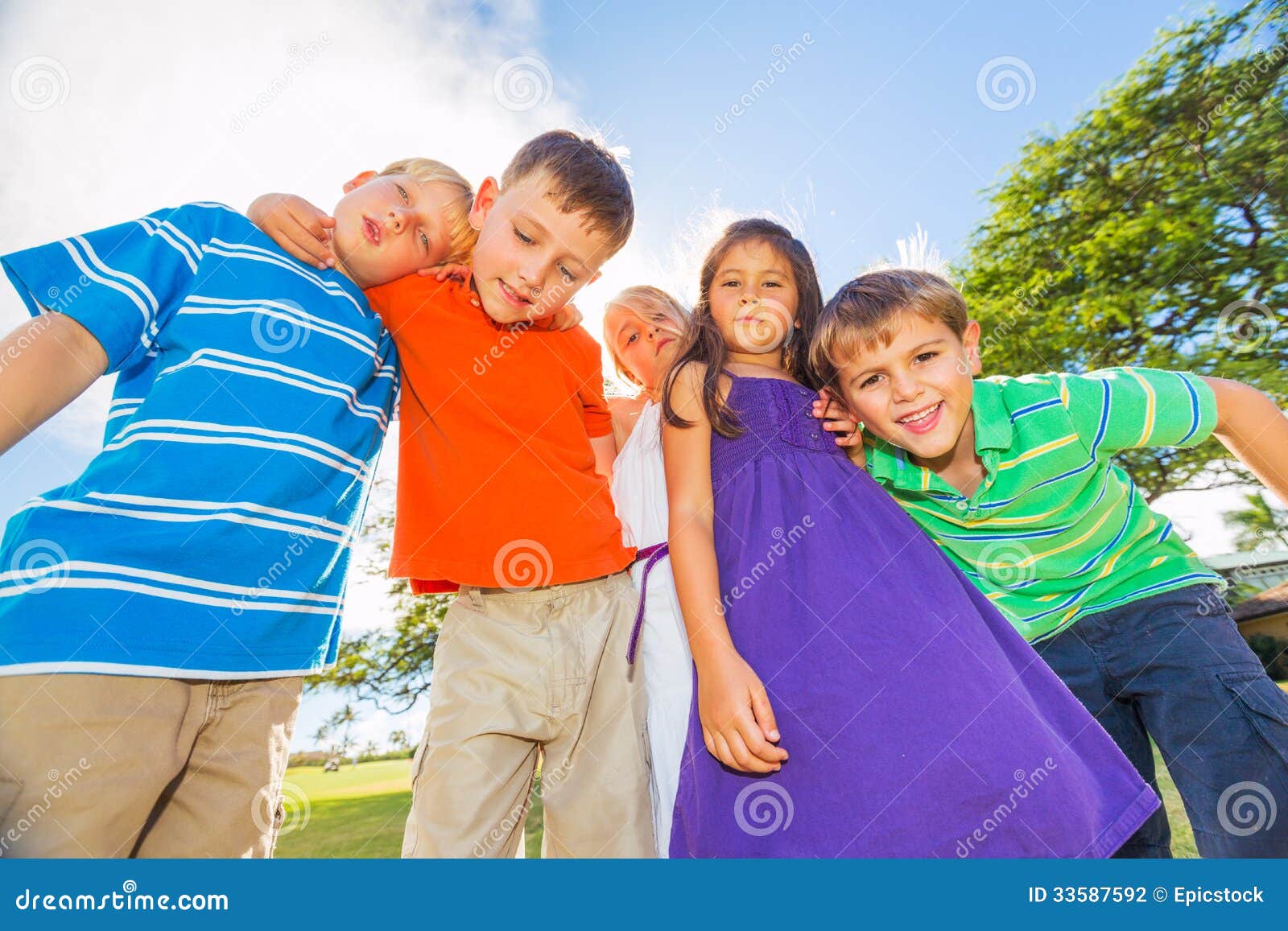 Gruppo felice di ragazzini fotografia stock. Immagine di espressione ...