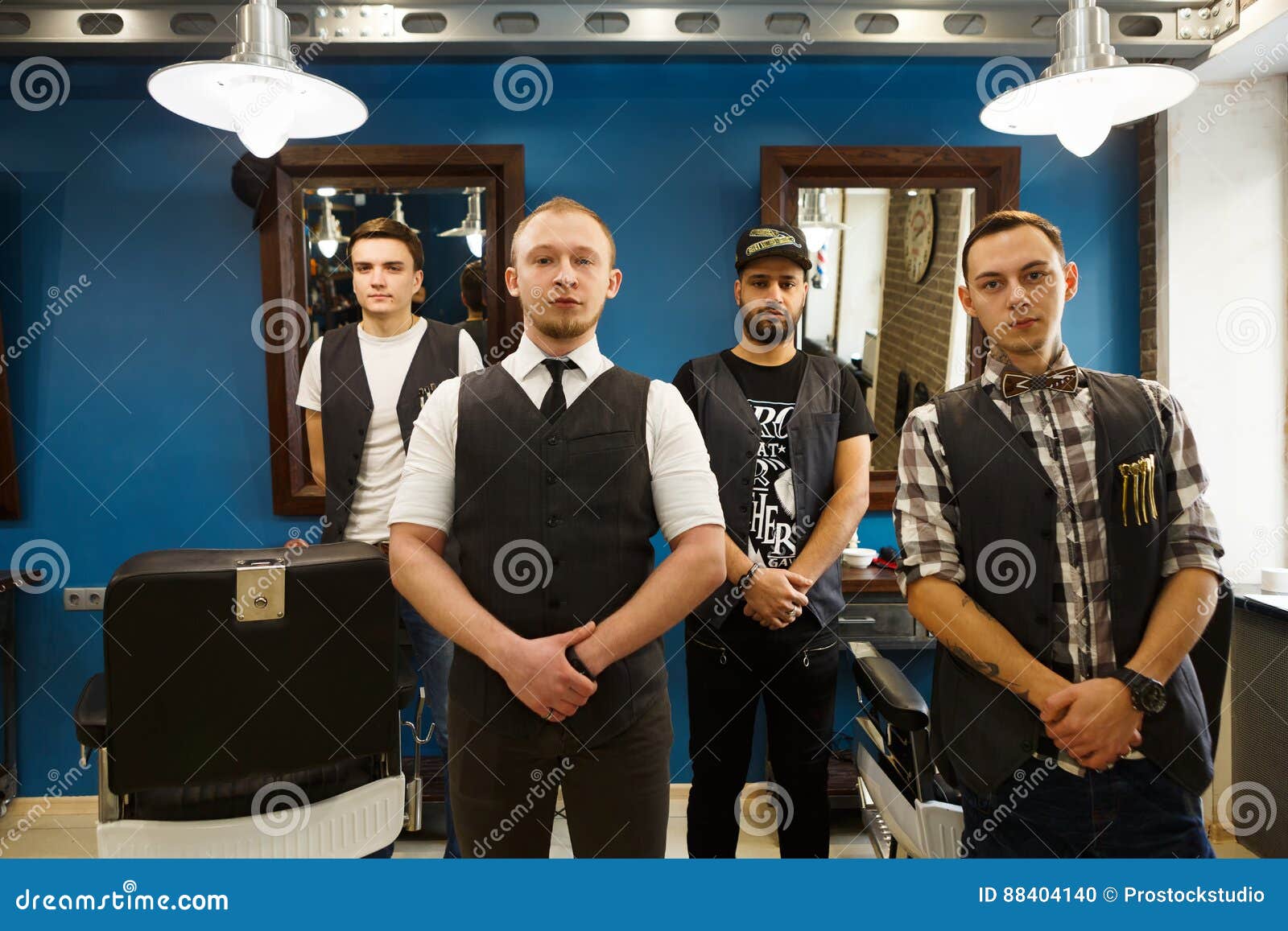 Gruppo Maschio Dei Barbieri Al Parrucchiere Moderno Fotografia Stock ...