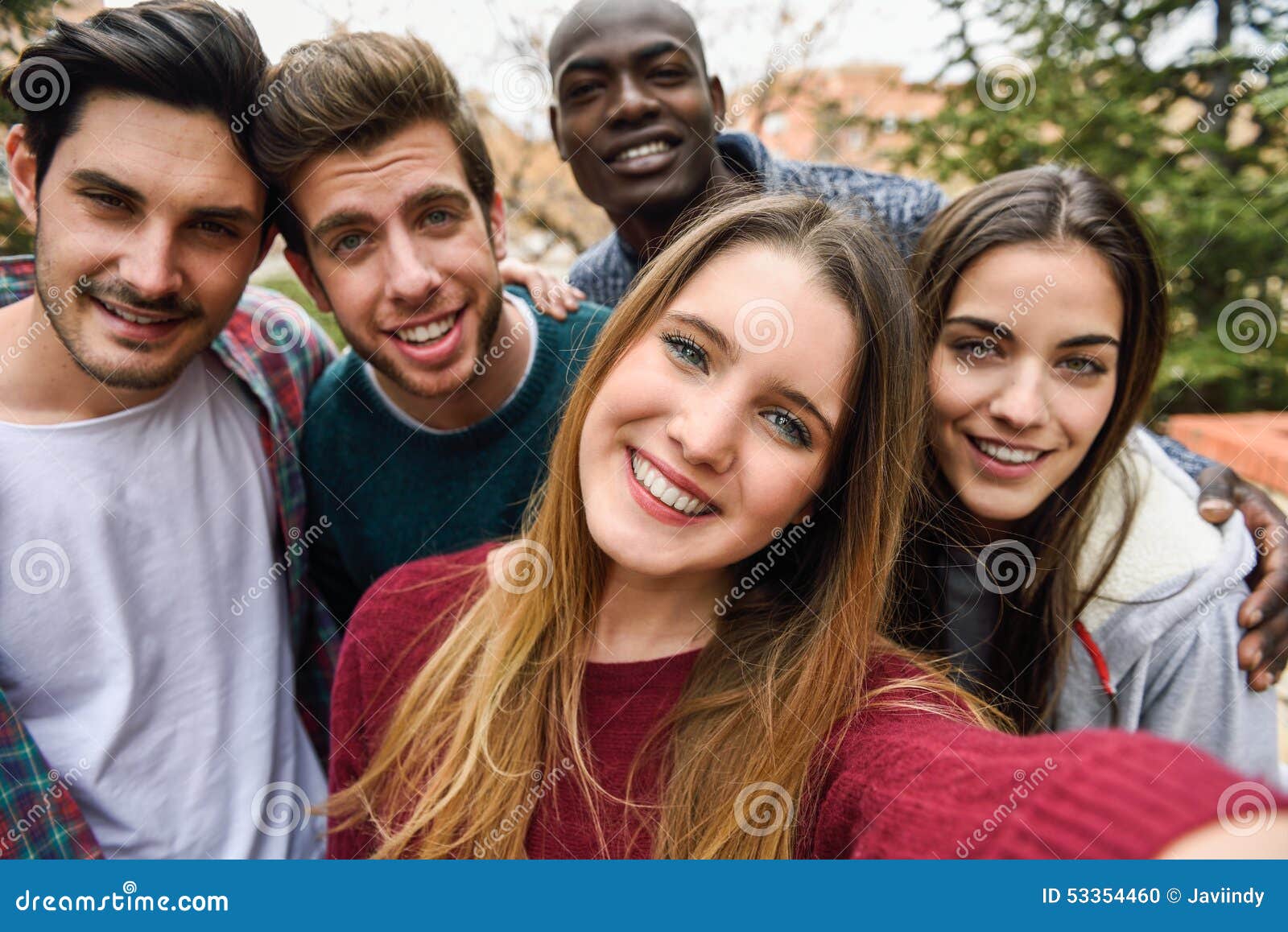 Gruppo Multirazziale Di Amici Che Prendono Selfie Fotografia Stock ...