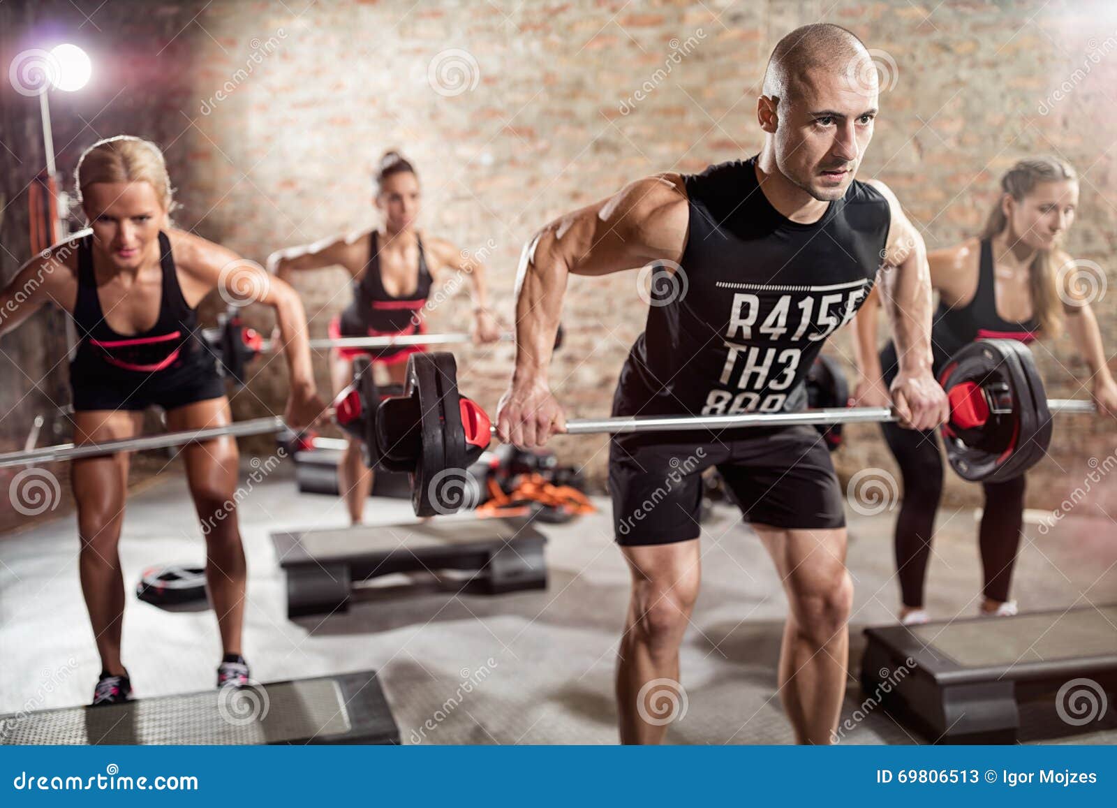 Grupputbildning med vikter fotografering för bildbyråer. Bild av öva ...